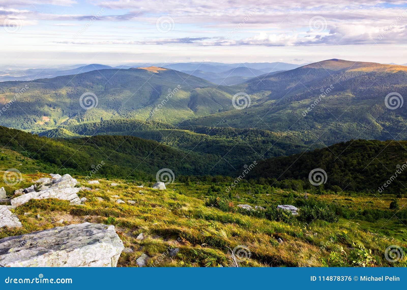 Formations Rocheuses Sur Les Collines Herbeuses Photo stock - Image du ...