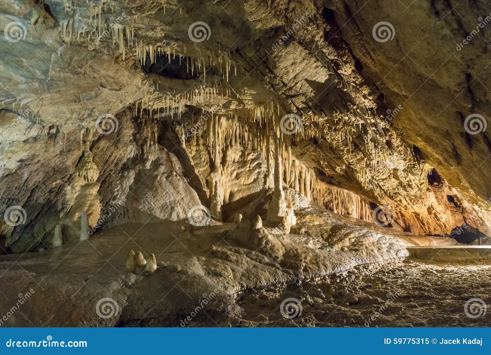Formazioni Delle Stalagmite E Della Stalattite Immagine Stock ...