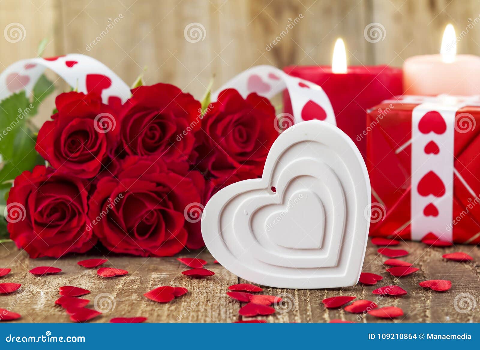 Forme Du Coeur Blanc Devant Le Bouquet Des Roses Rouges Photo stock ...