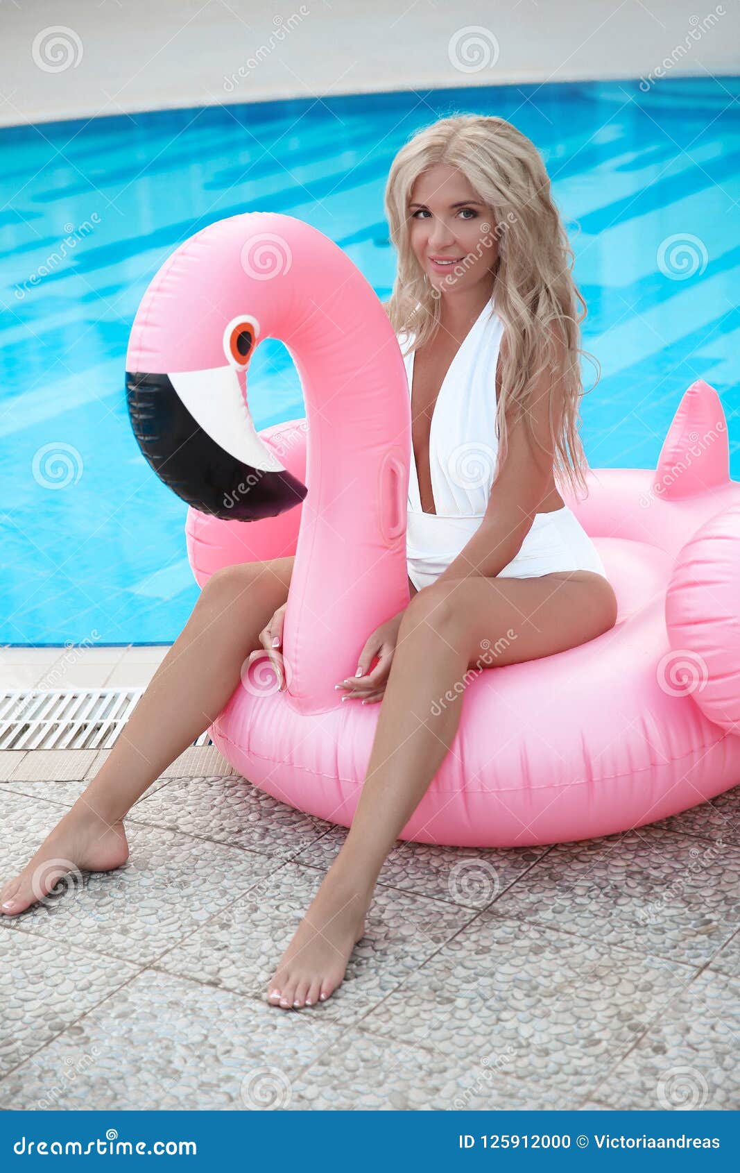 Forme a La Mujer Modelo Rubia Atractiva En El Bikini Blanco Que ... Forme a La Mujer Modelo Rubia Atractiva En El Bikini Blanco Que ...