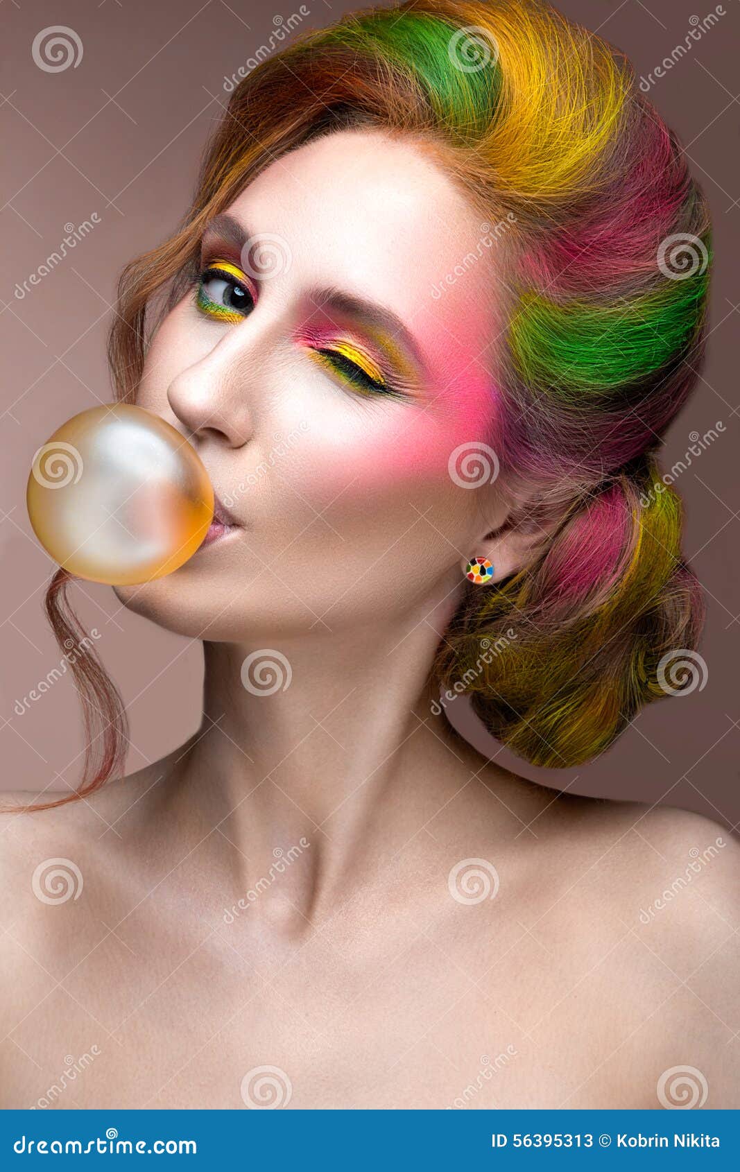 Forme a Menina Com Cara Colorida E O Cabelo Pintados Imagem de Stock ...