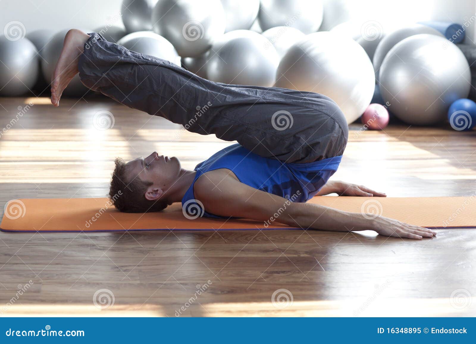 Forme Physique - Pilates De Pratique D'homme Image stock - Image du ...