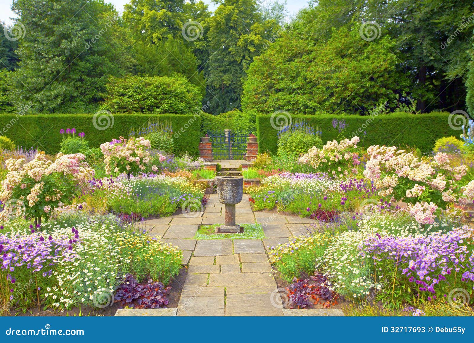 Formele Engelse tuin. stock afbeelding. Image of lente - 32717693