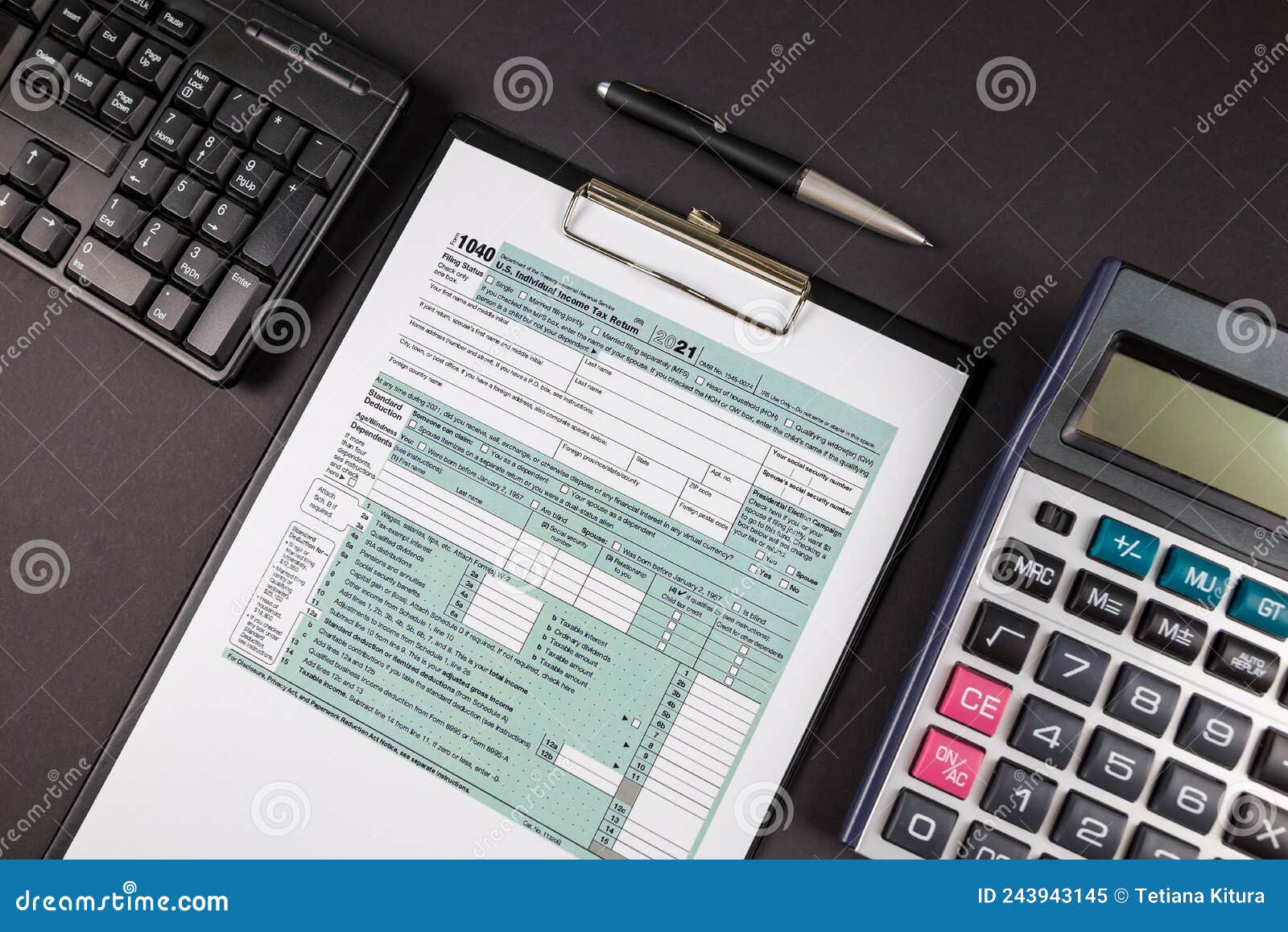 Formulaire De Taxe 1040 Avec Clavier Et Calculatrice Sur Fond Noir ... Formulaire De Taxe 1040 Avec Clavier Et Calculatrice Sur Fond Noir ...