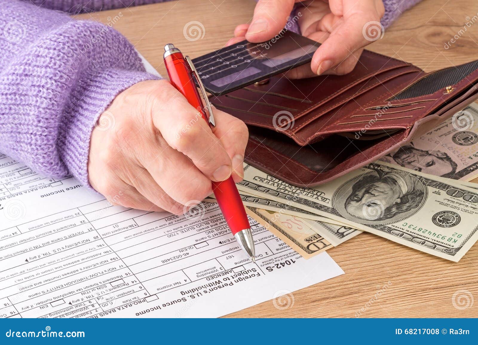 Formularios De Impuesto De Relleno De La Mujer Foto de archivo - Imagen ...