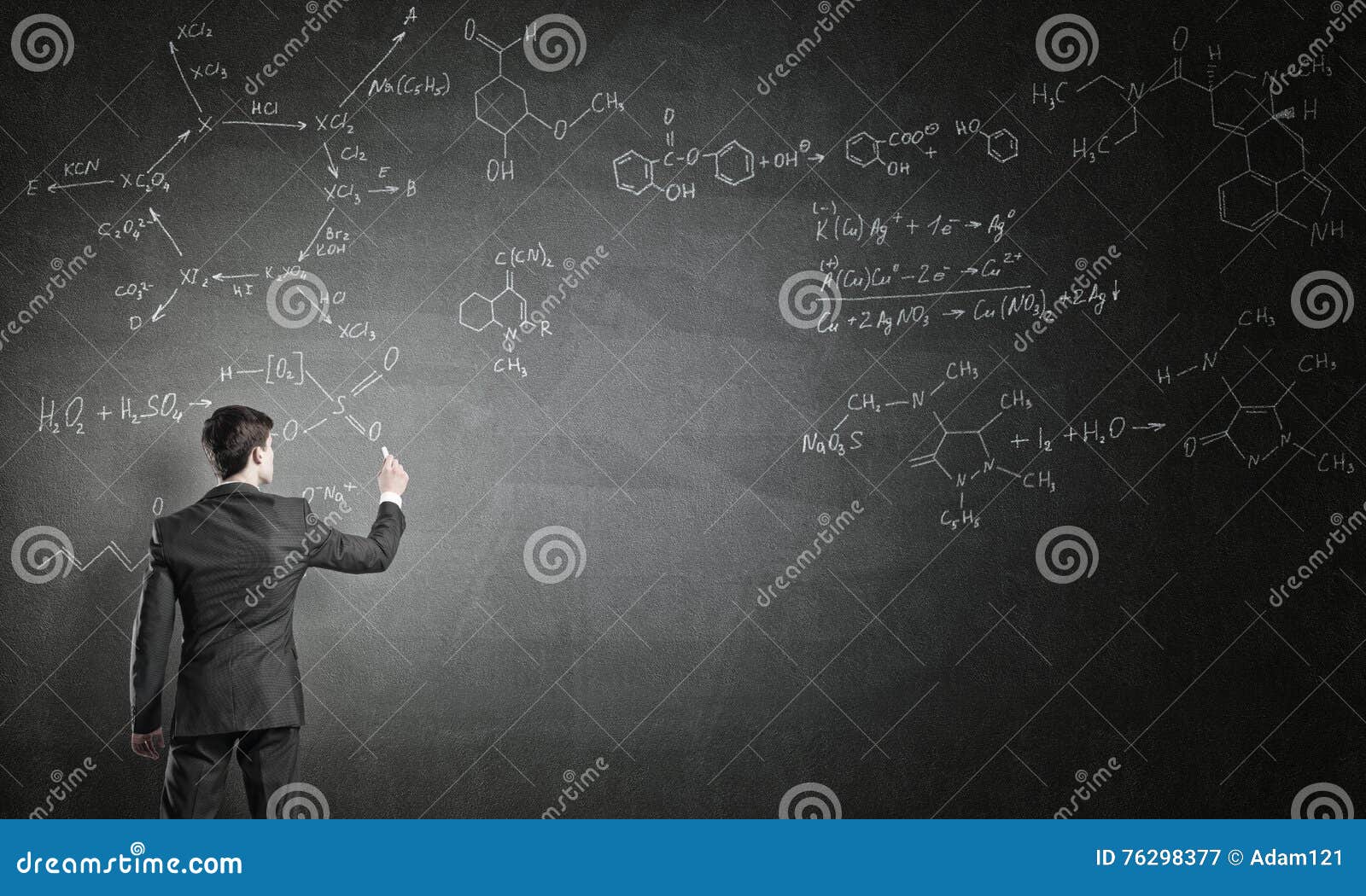 Formule Di Scrittura Dello Scienziato Sulla Lavagna Immagine Stock ...