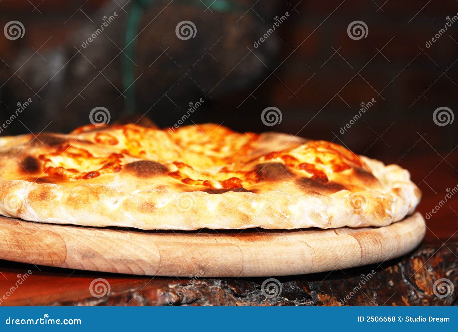 Forno basso della pizza fotografia stock. Immagine di cotto - 2506668