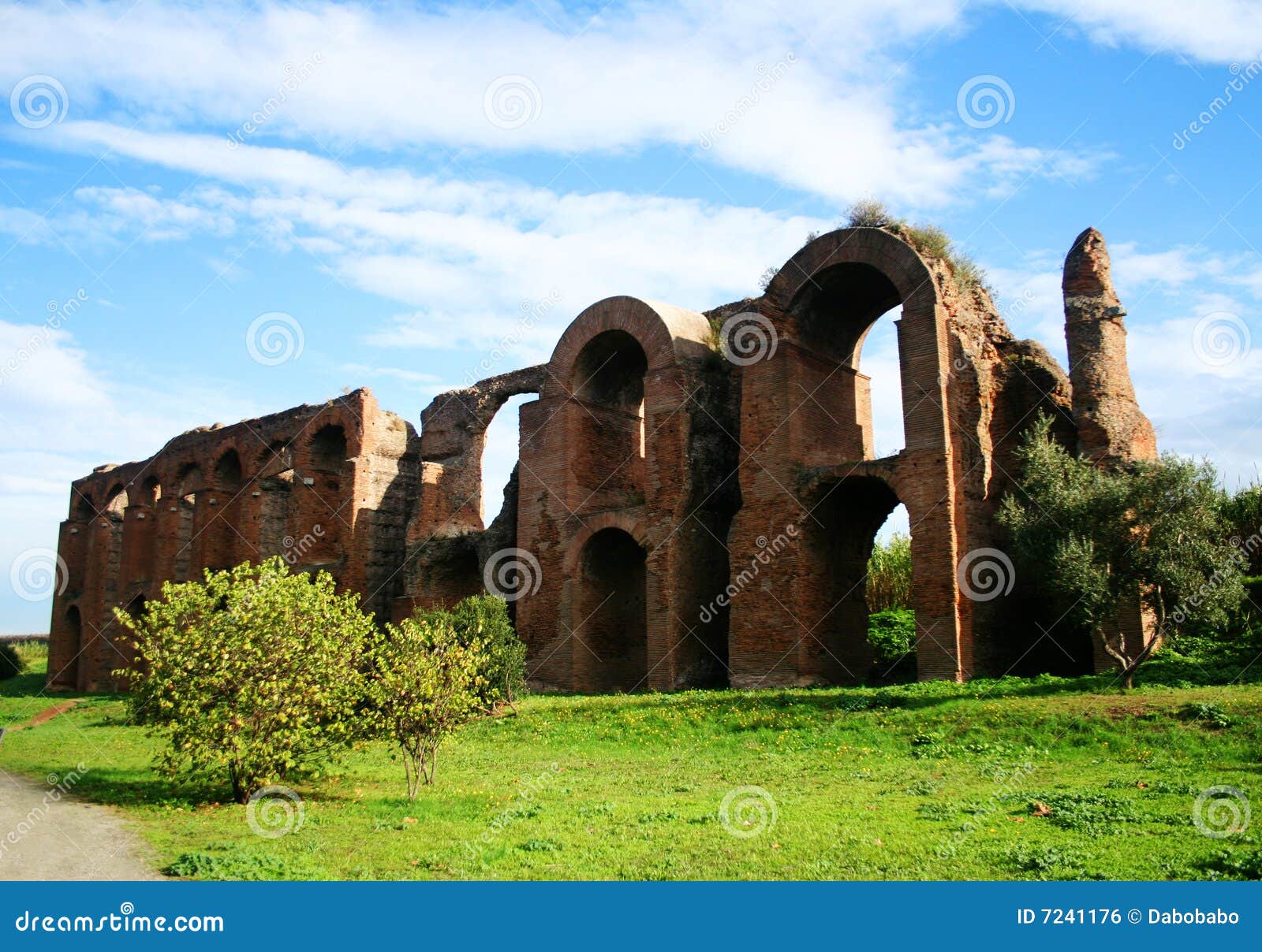 Forntida romersk akvedukt arkivfoto. Bild av parkera, europeiskt - 7241176