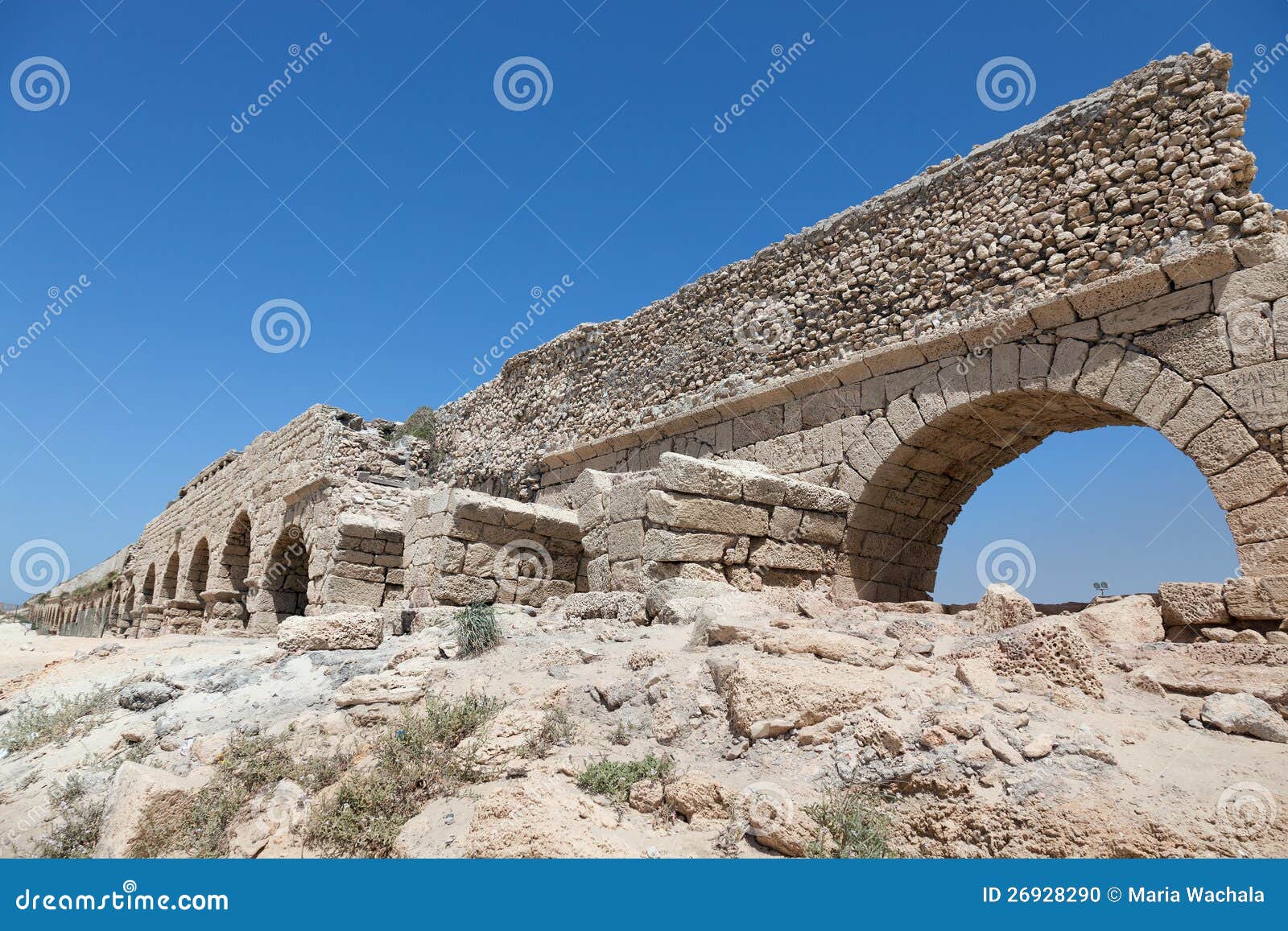 Forntida Romersk Akvedukt I Ceasarea Arkivfoto - Bild av folk, viktigt ...