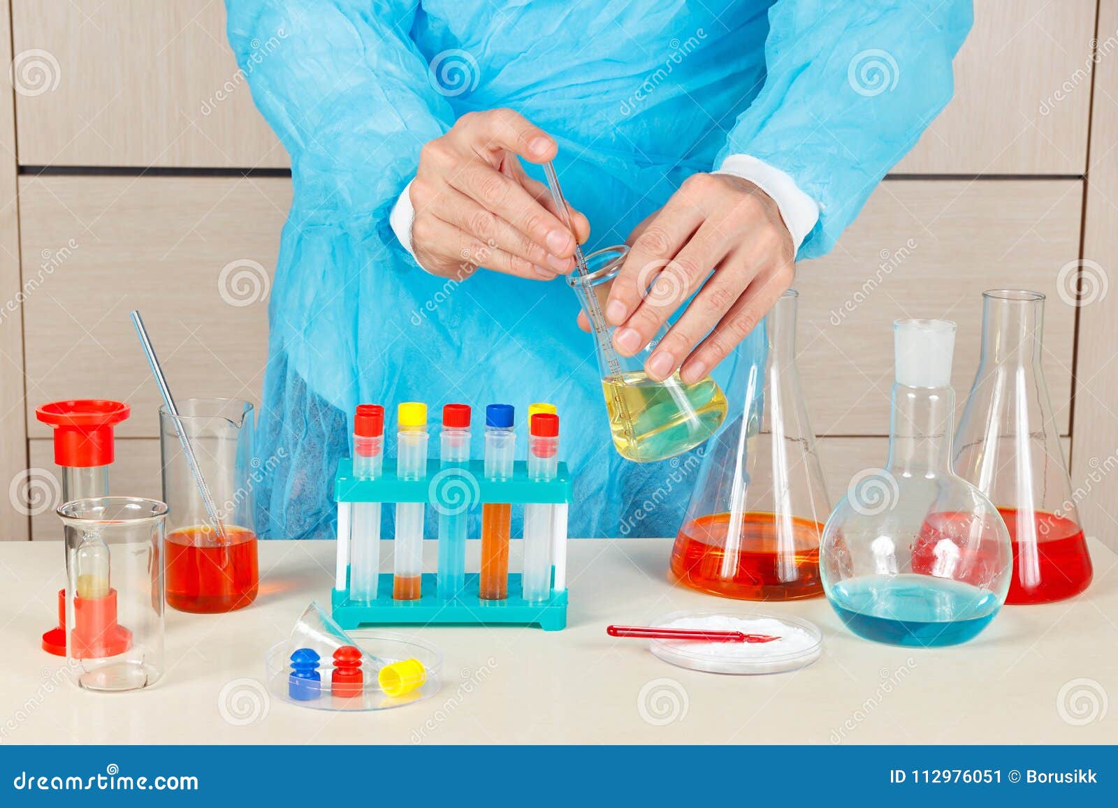 Forscher, Der Chemische Experimente Im Labor Tut Stockbild - Bild von ...