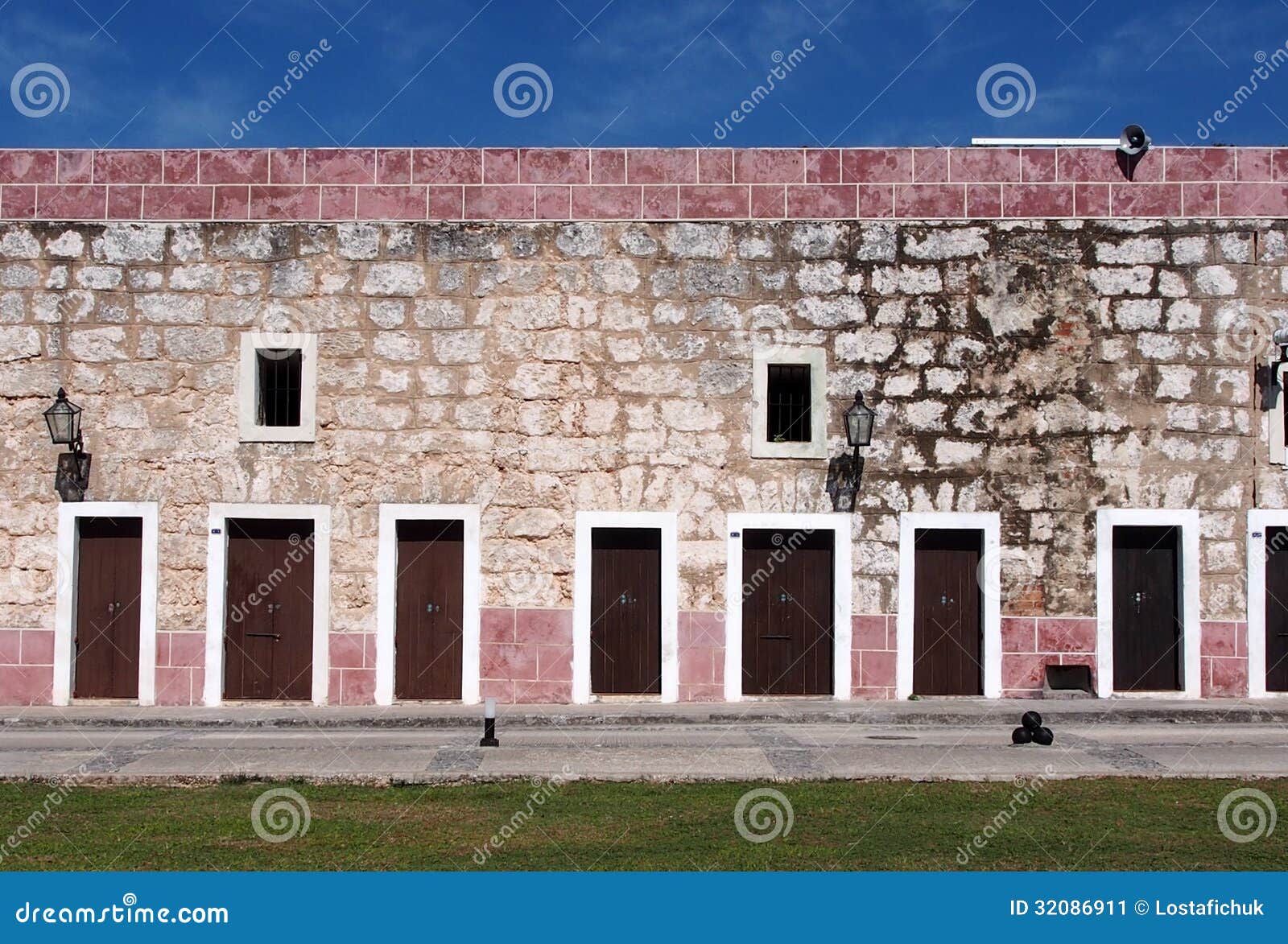 Fort Wall in Havana Cuba stock image. Image of lookout - 32086911