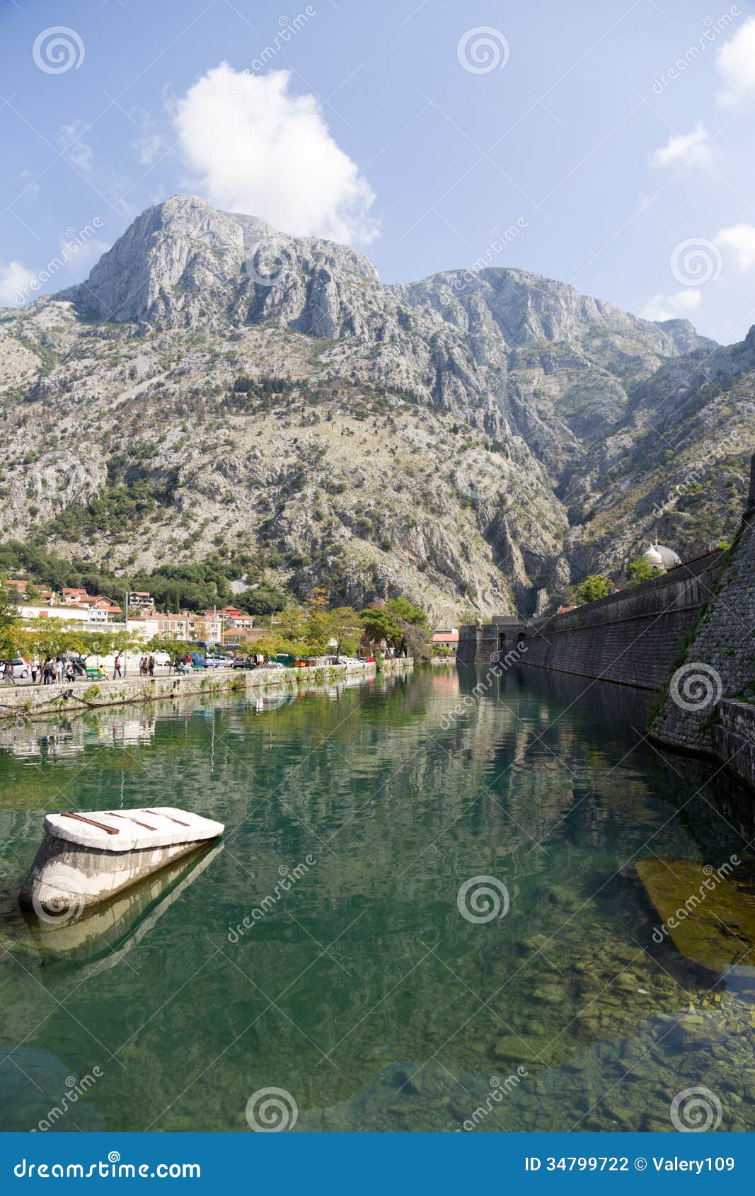 Fortaleza de Kotor foto de archivo. Imagen de nubes, paisaje - 34799722