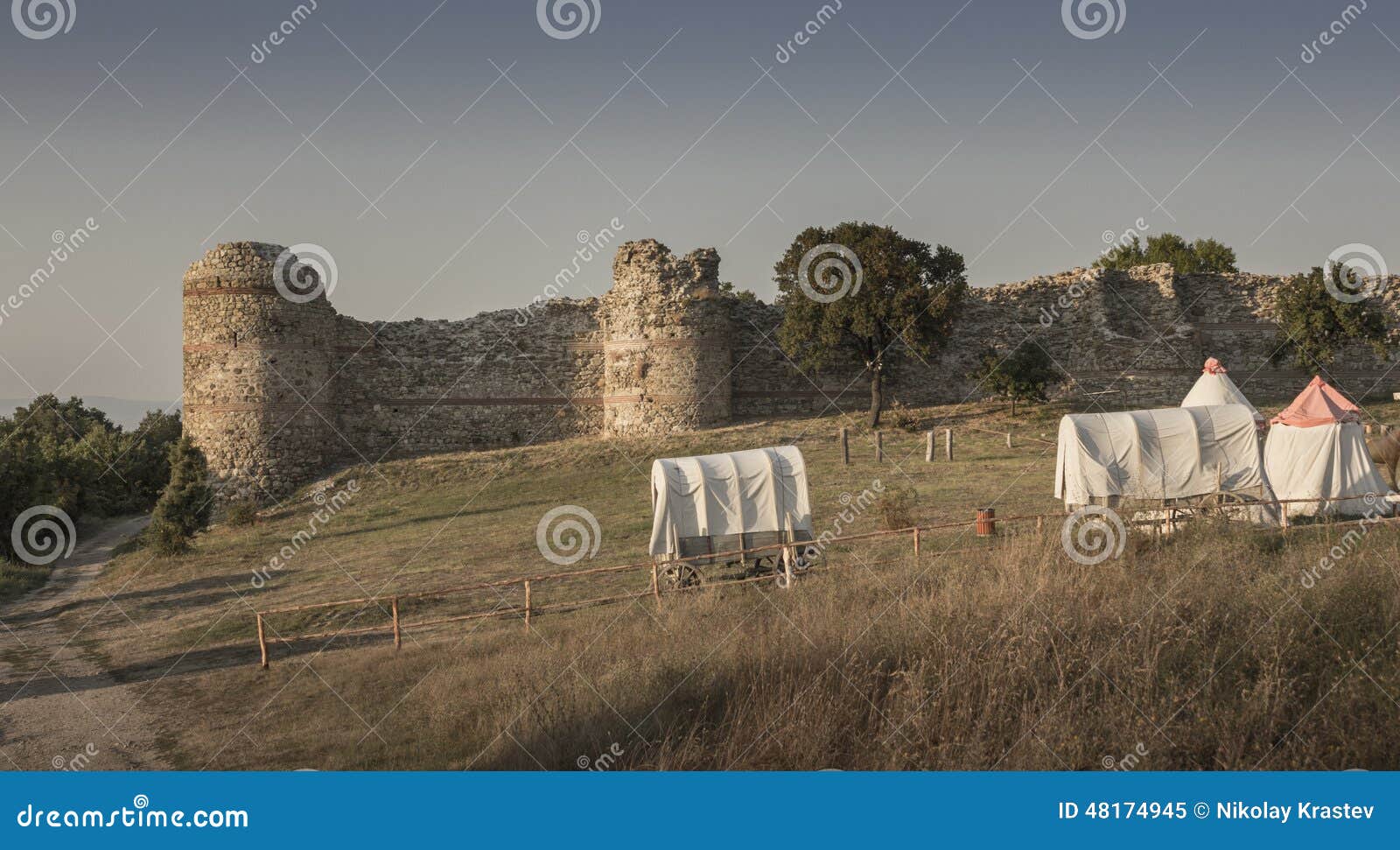 Fortaleza de Mezek imagen de archivo. Imagen de cultura - 48174945