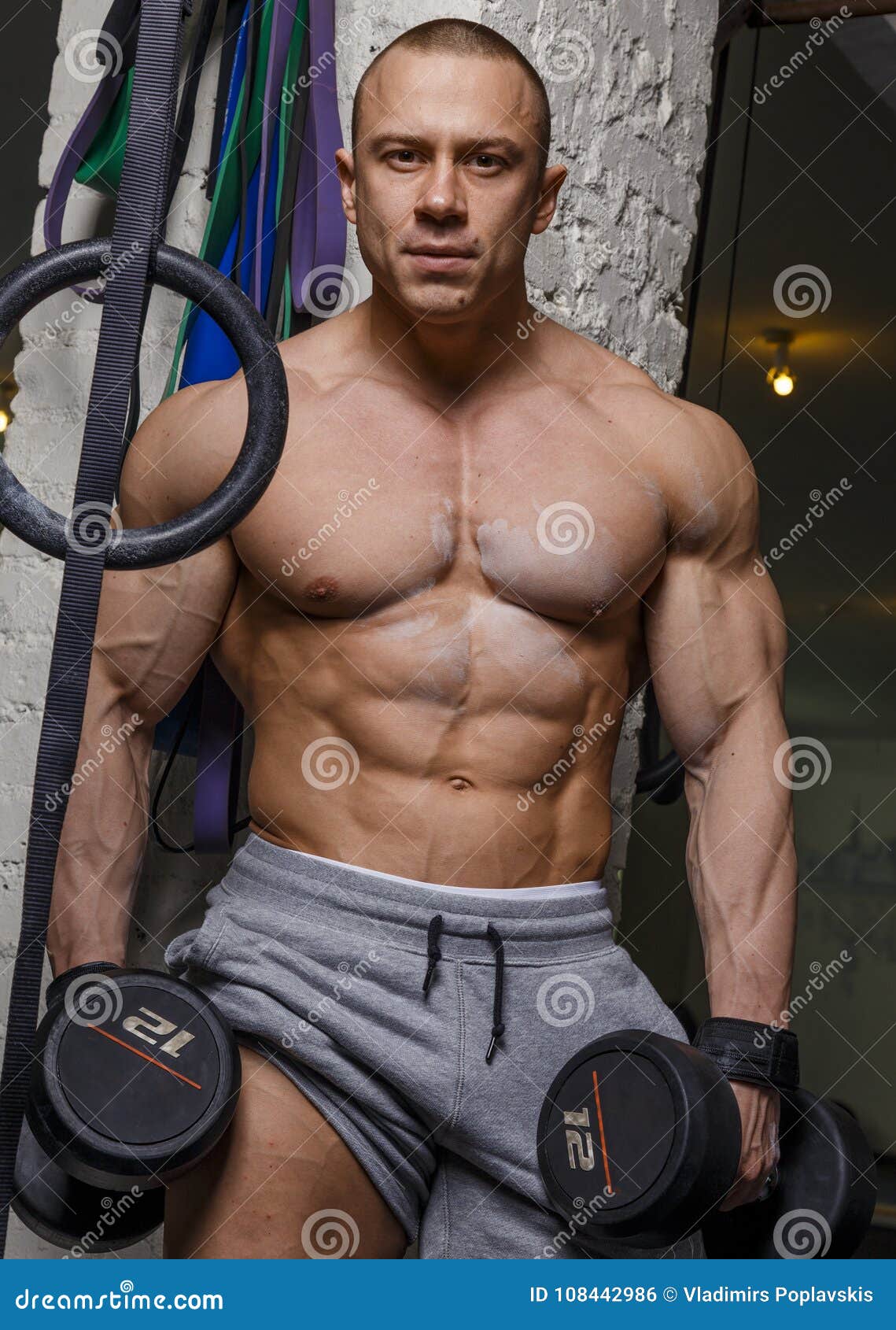 Forte uomo muscolare fotografia stock. Immagine di culturista - 108442986