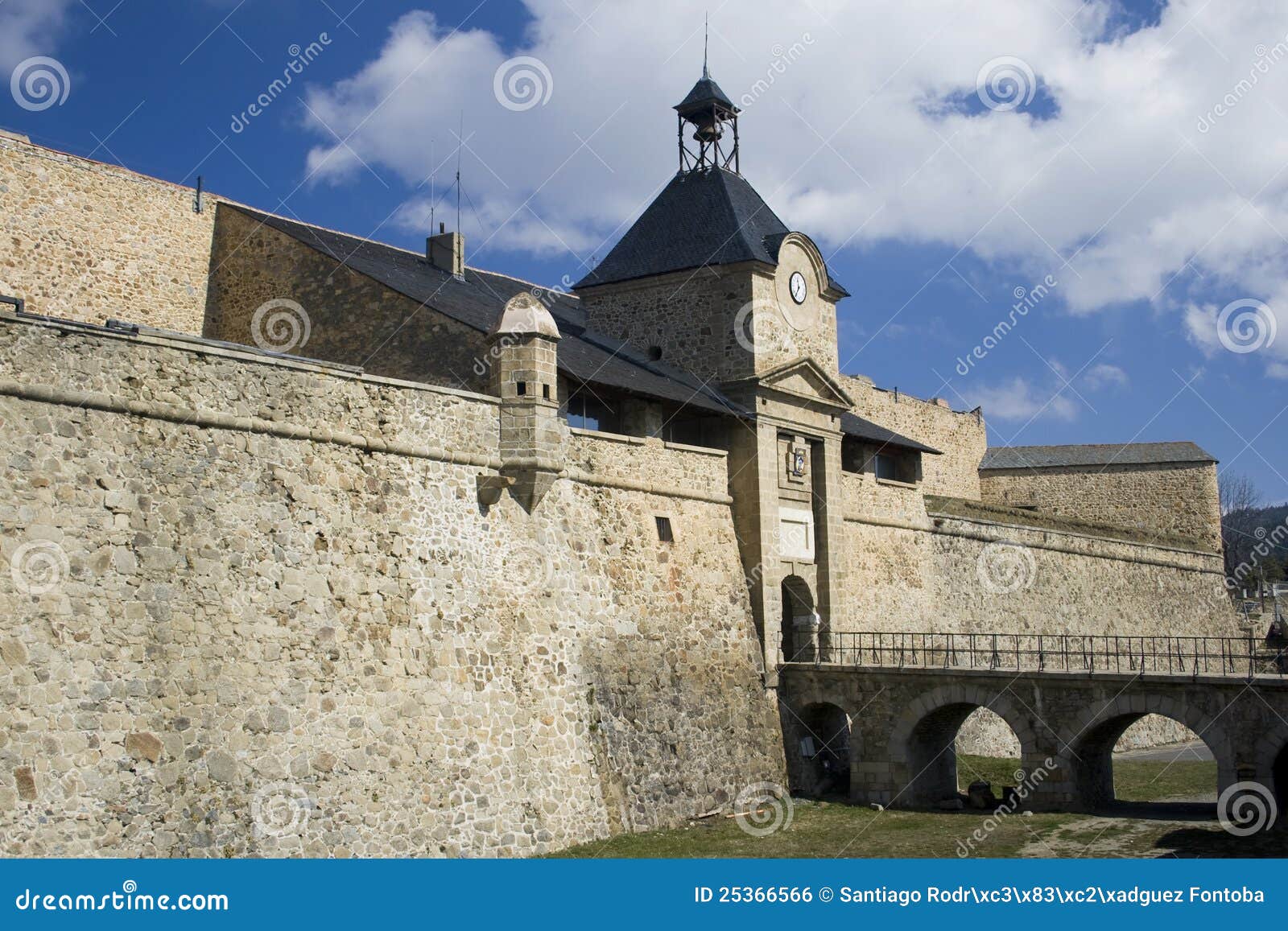 Forteresse de Mont-Louis photo stock. Image du enrichi - 25366566