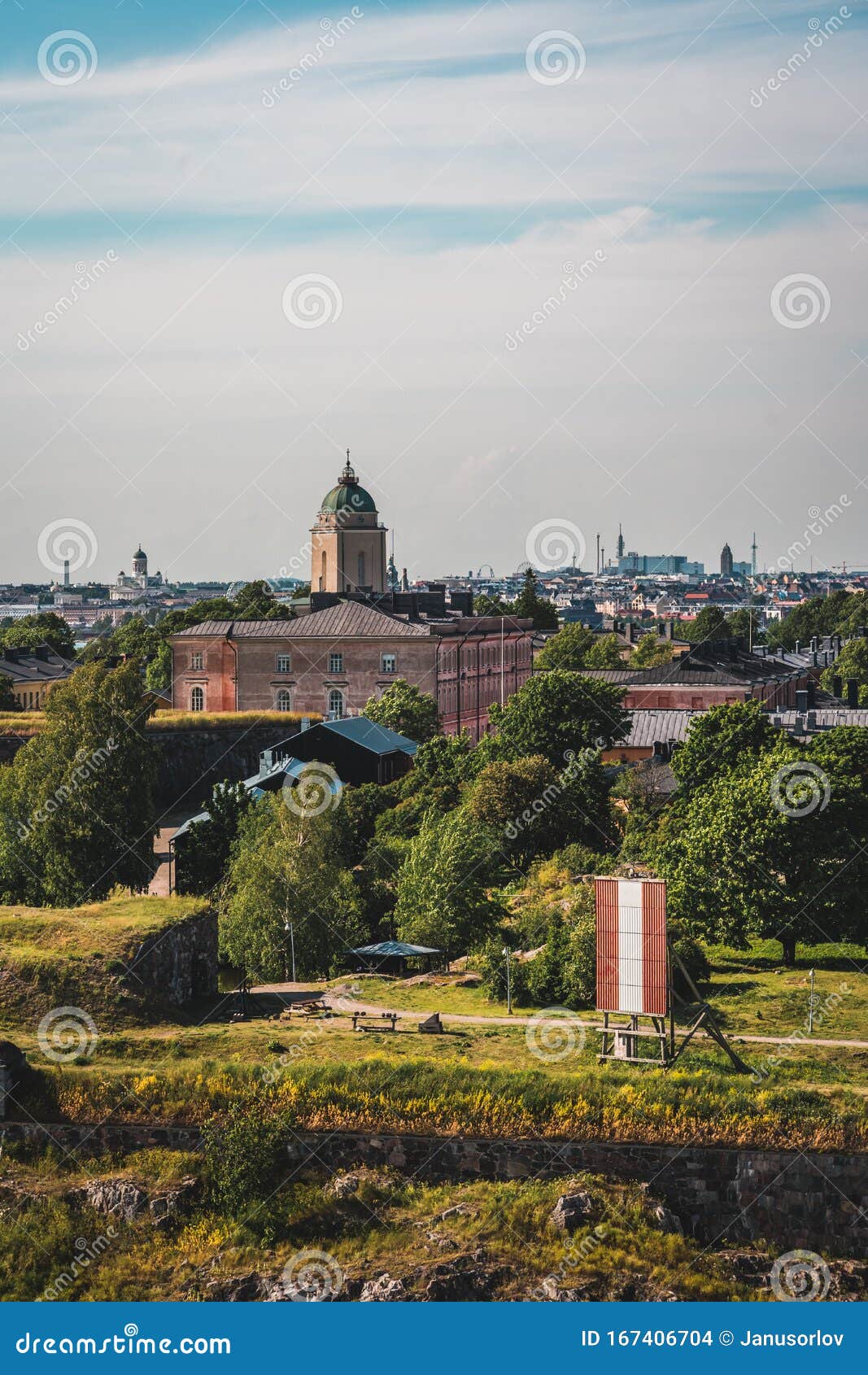 Fortezza Del Mare Suomenlinna Con Vecchi Edifici E Faro, Helsinki ...