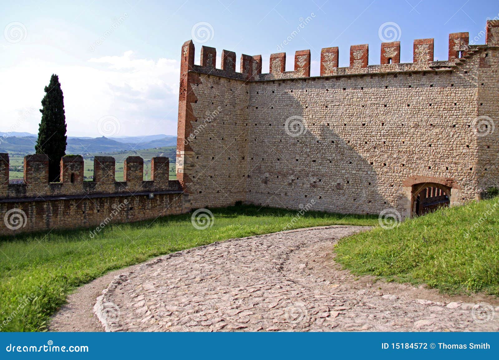 The Fortified Walls of an Italian Castle Editorial Photography - Image ...