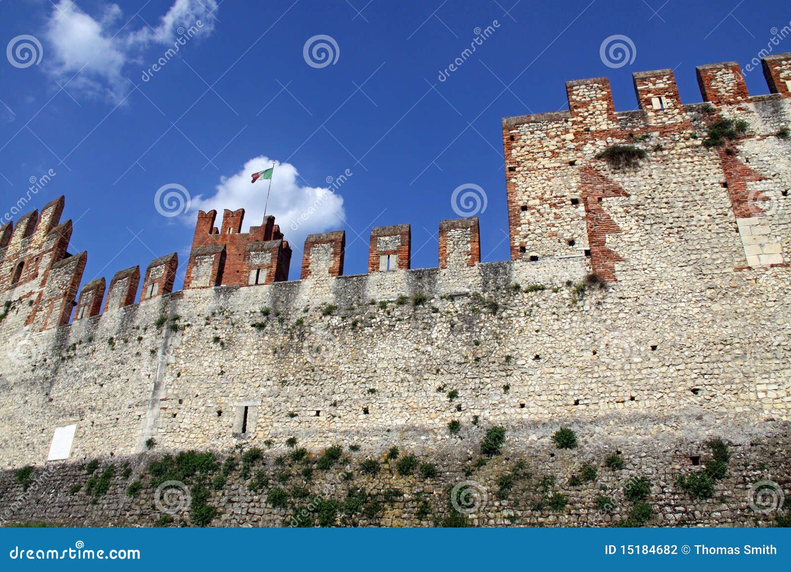 The Fortified Walls of an Italian Castle Editorial Photography - Image ...