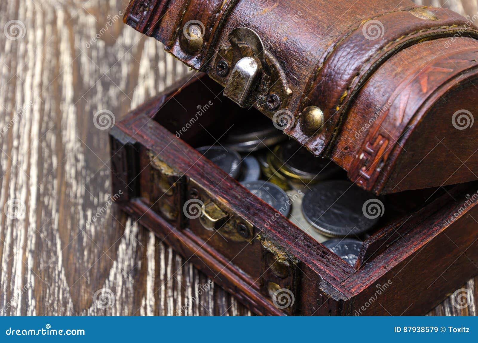 Forziere Con Le Monete, Ritrovamenti Rari Immagine Stock - Immagine di ... Forziere Con Le Monete, Ritrovamenti Rari Immagine Stock - Immagine di ...