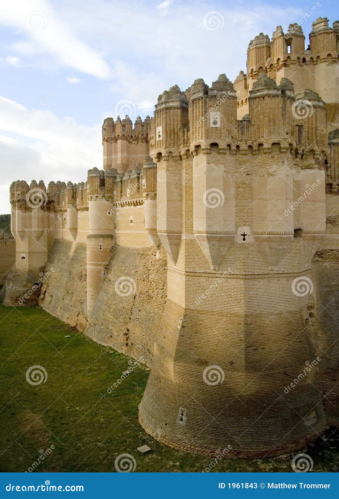 Fosso do castelo da coca imagem de stock. Imagem de torre - 1961843