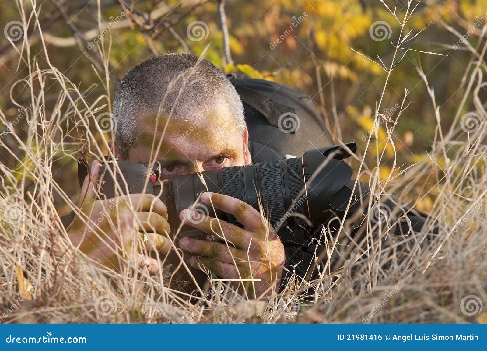 Fotógrafo camuflado. foto de archivo. Imagen de digital - 21981416