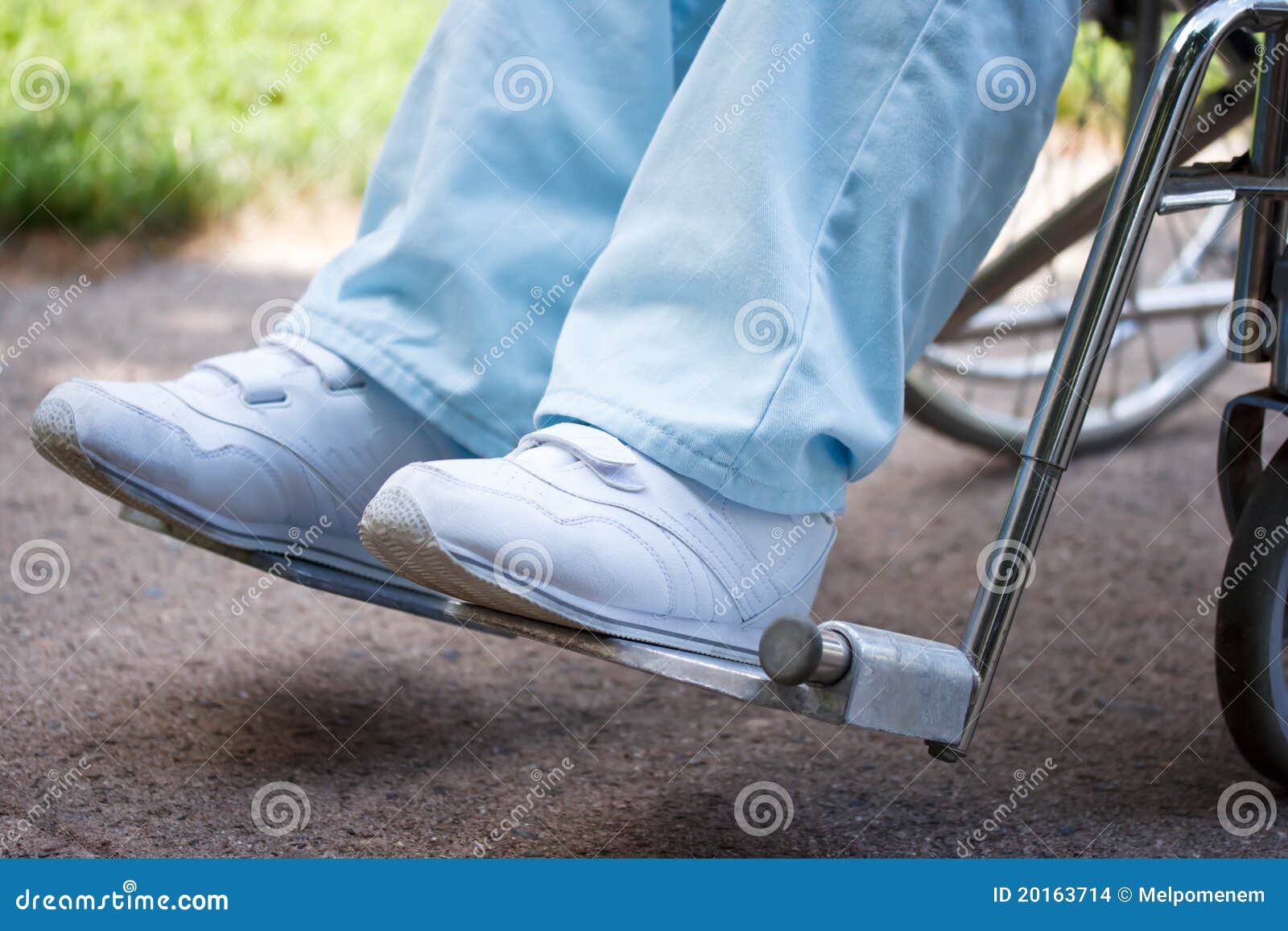 Fot Ben Som Sitter Rullstolkvinnan Arkivfoto - Bild av kvinnlig, skor ...