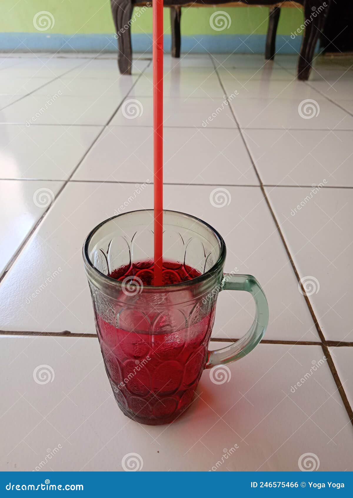 Foto De Bebida De Fanta Roja Foto de archivo - Imagen de ladrillo, roca ...