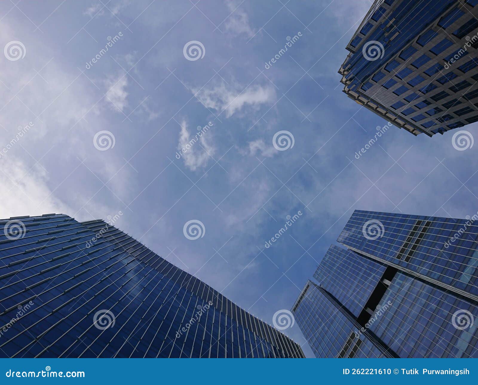Foto De Cielo Y Nube De Edificios De Bajo ángulo Alto Foto de archivo - Imagen de negocios, alto ...