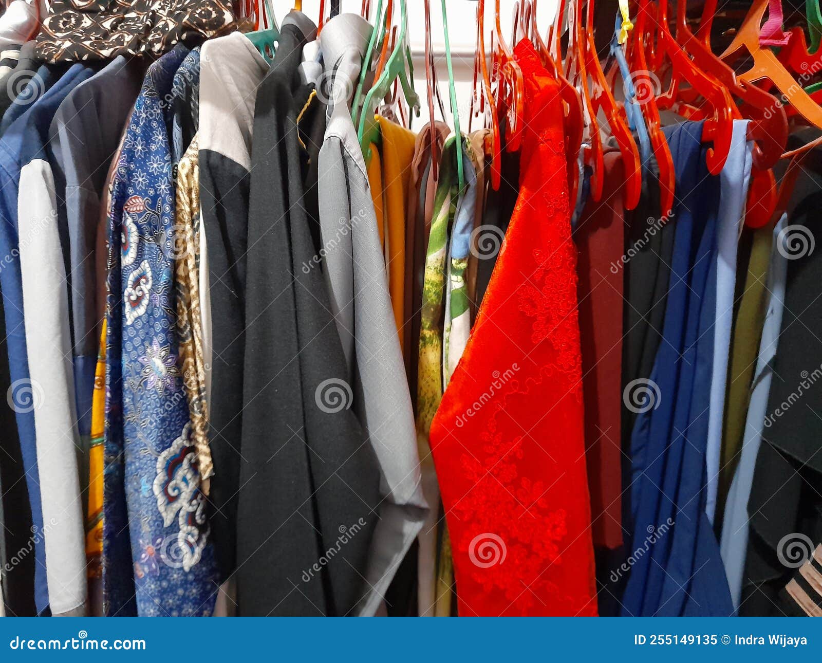 Foto De Cierre De Diferentes Tipos De Ropa Imagen de archivo - Imagen ...