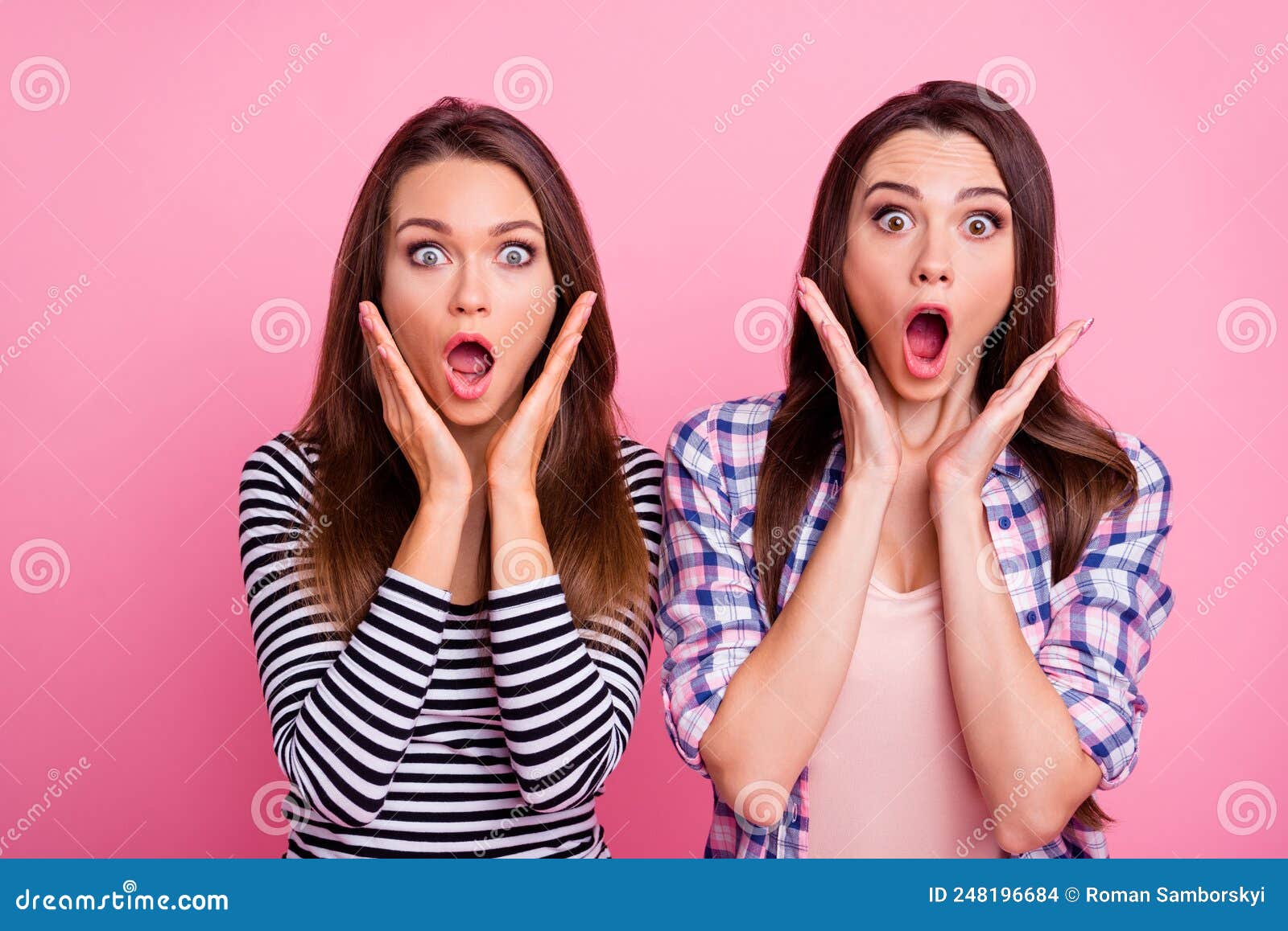 Foto De Dos Chicas Impresionadas Levanta Los Brazos Abiertos No Puede ... Foto De Dos Chicas Impresionadas Levanta Los Brazos Abiertos No Puede ...