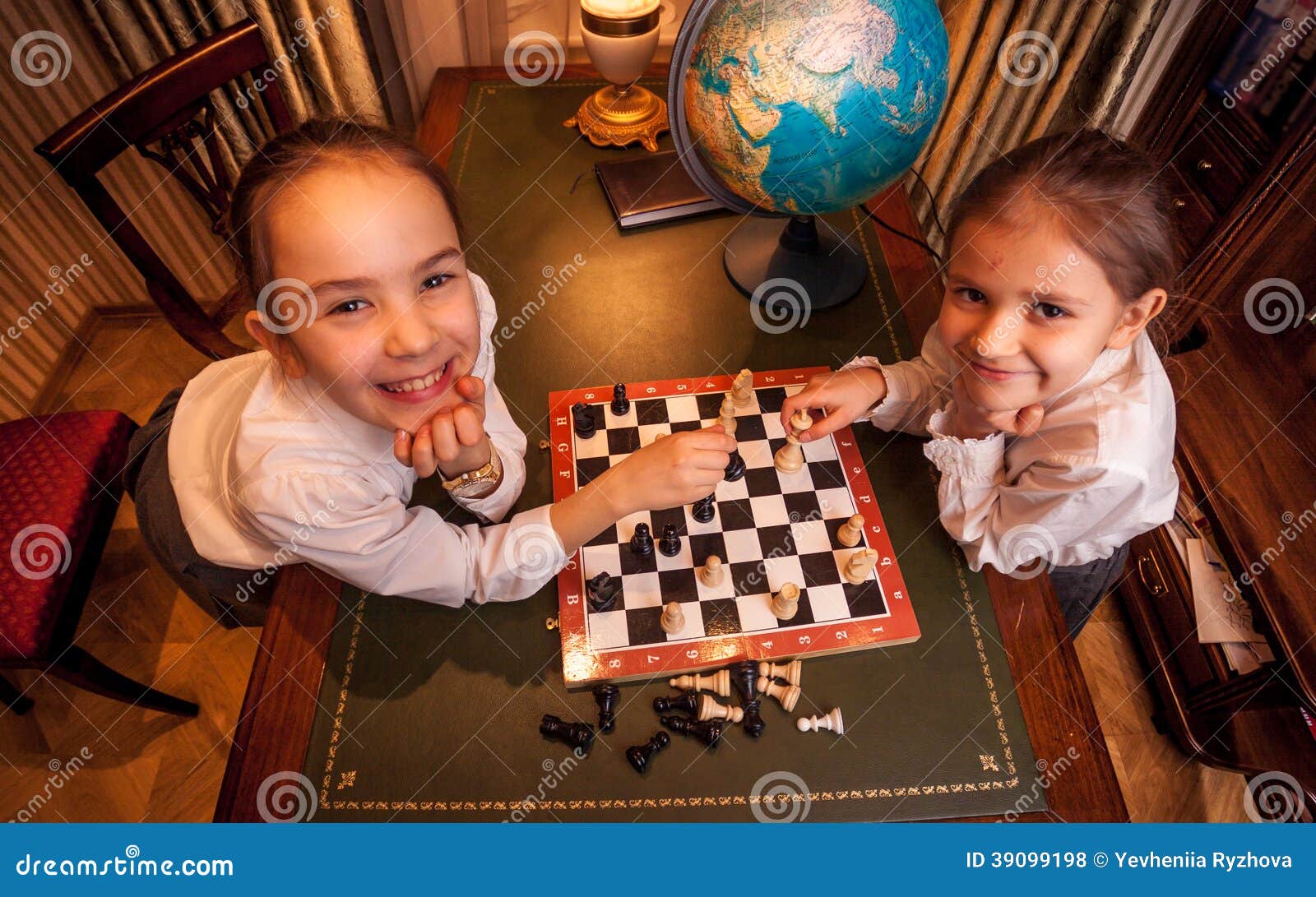 Foto De Duas Meninas Que Jogam A Xadrez Foto De Stock Imagem De