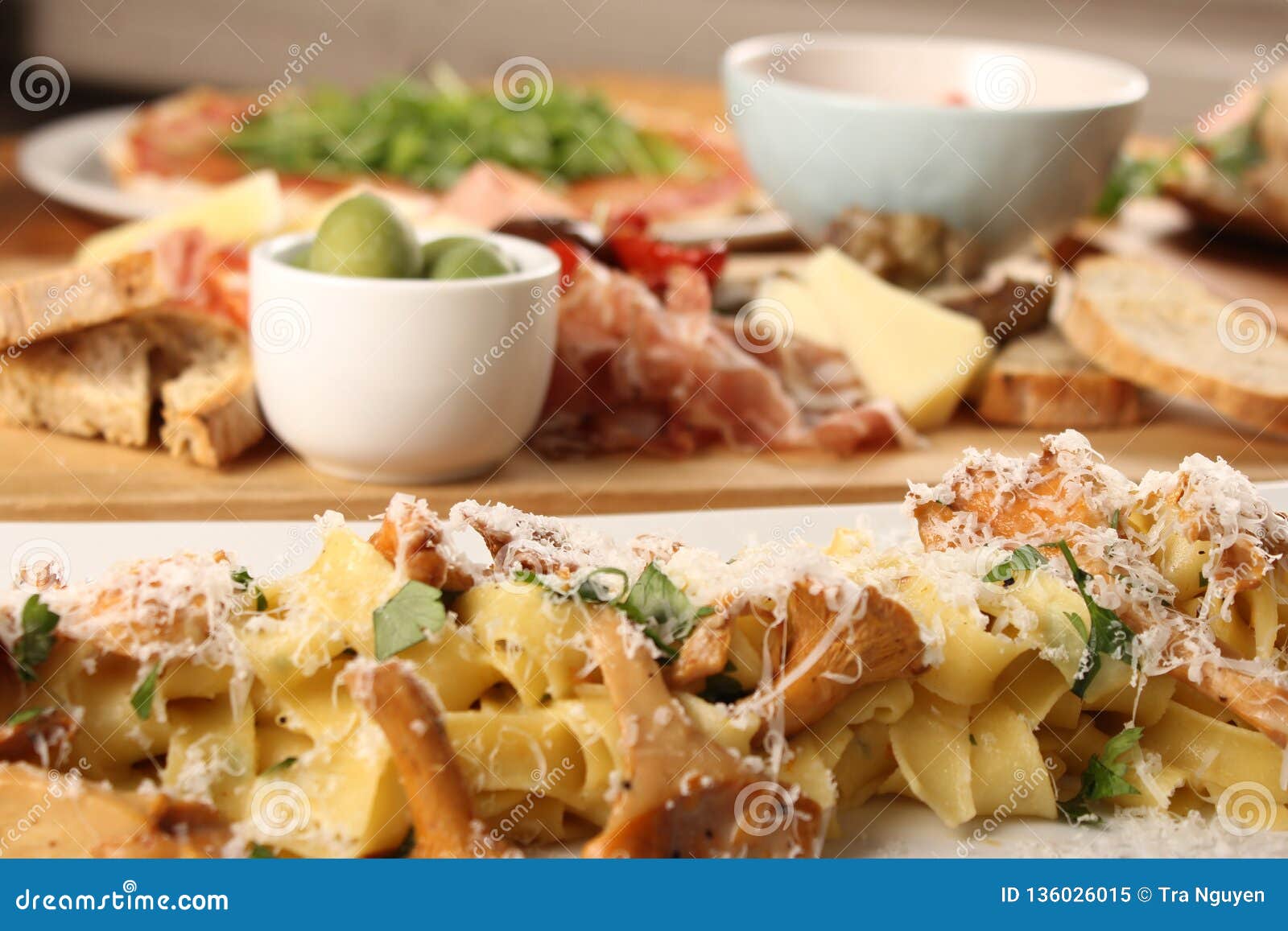 Foto de la cena italiana imagen de archivo. Imagen de madera - 136026015