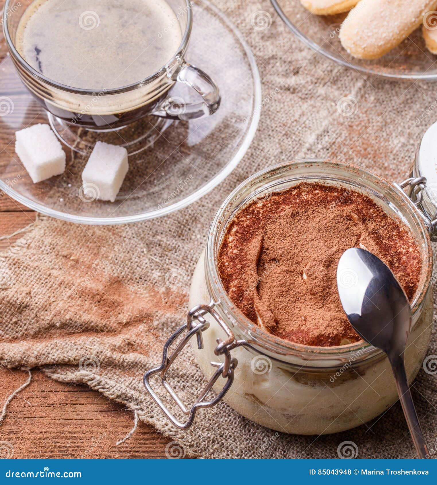 Foto De La Tabla De Madera Con El Tiramisu Foto de archivo - Imagen de ...