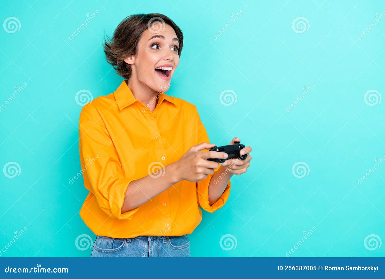 Foto De Retrato De Una Joven Adorable Y Linda Mujer Con La Boca Abierta Con La Camisa Naranja