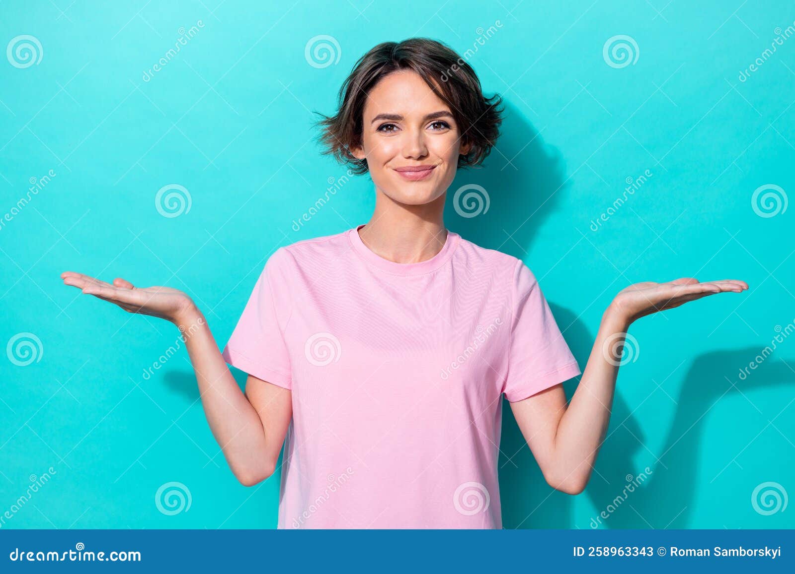 Foto De Retrato De Una Joven Y Preciosa Mujer Adorable Con Dos Manos ... Foto De Retrato De Una Joven Y Preciosa Mujer Adorable Con Dos Manos ...