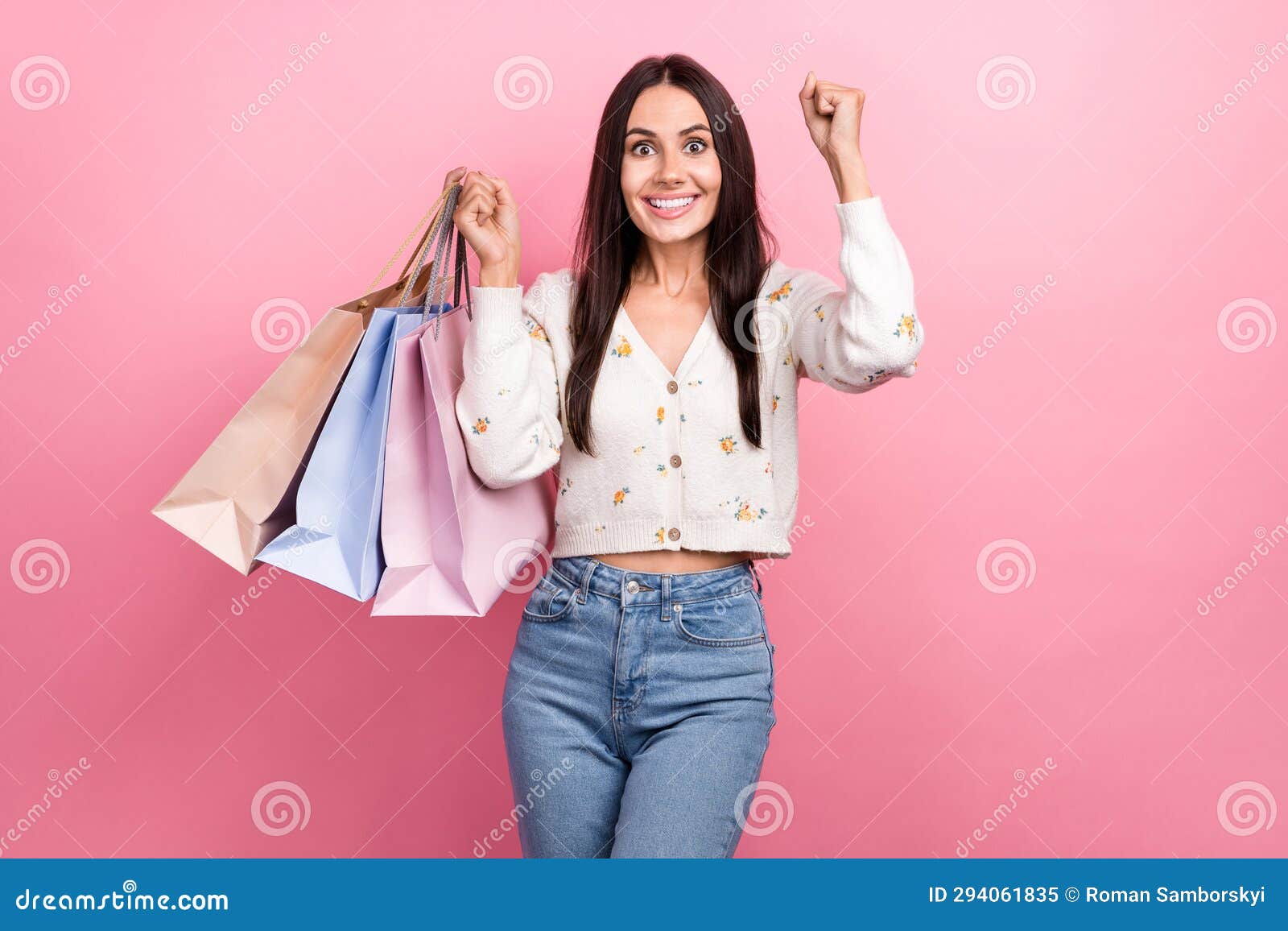 Foto De Uma Mulher Muito Sortuda Vestida Camisa Branca Sorrindo Punhos Erguendo Segurando