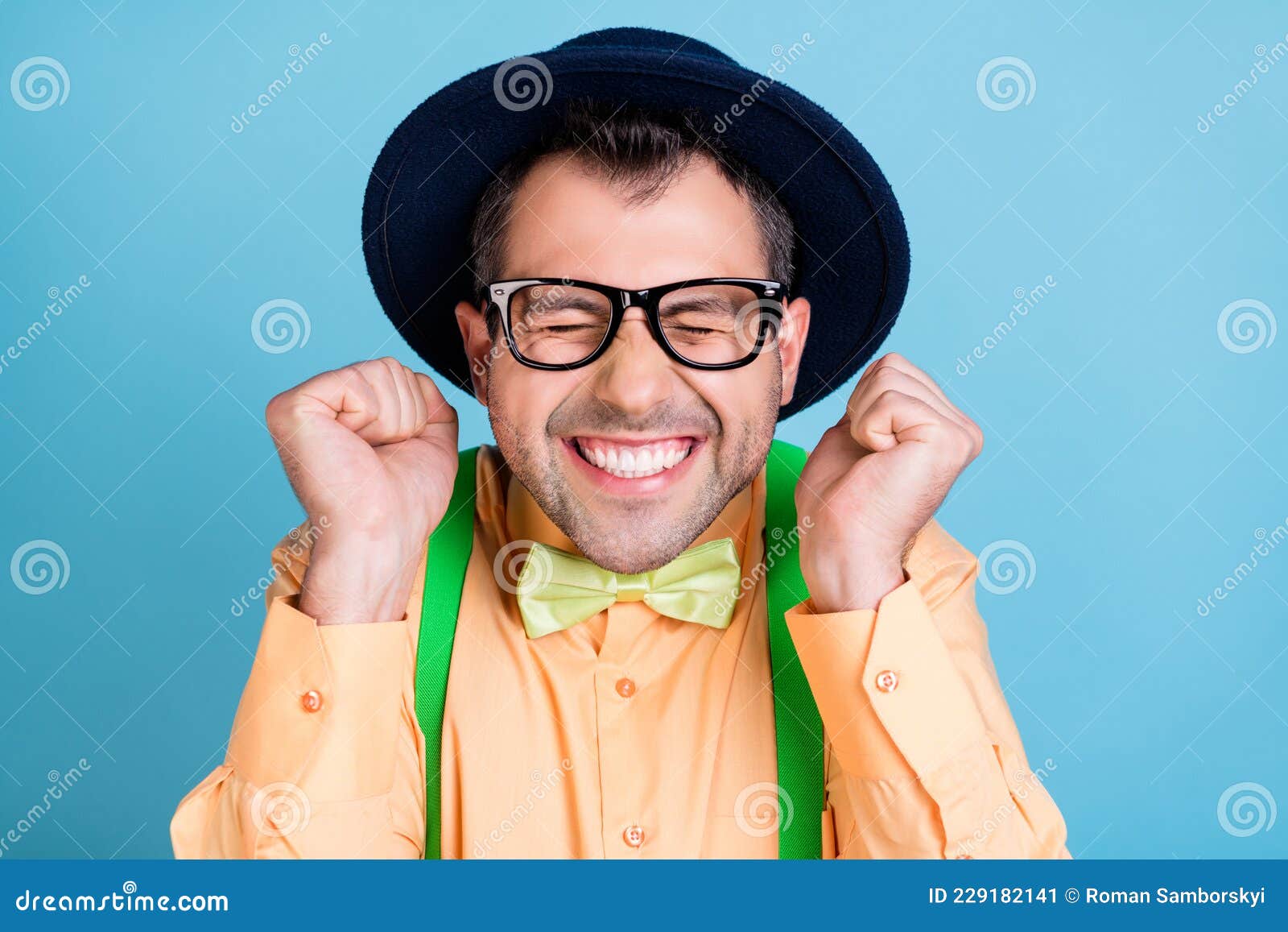 Foto De Un Hombre Sorprendido Celebrando El Uso De La Victoria Sombrero