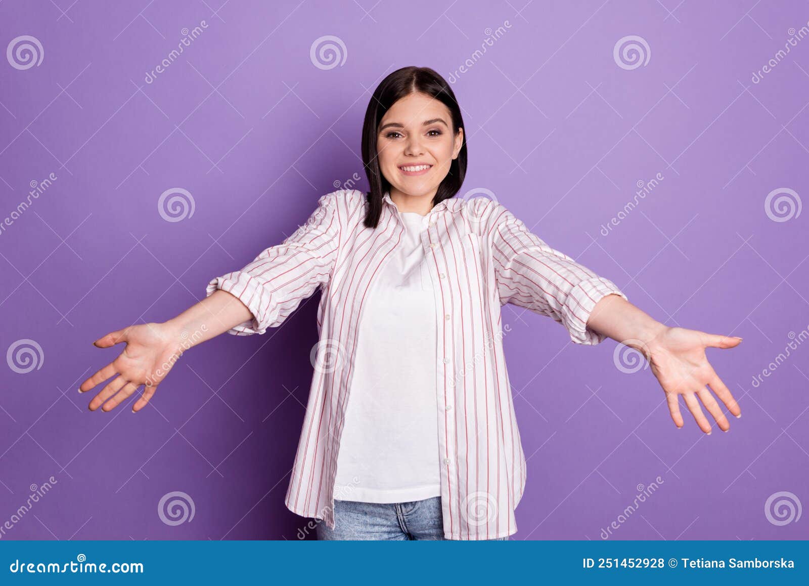 Foto De Una Joven Alegre Muchacha Brazos Abiertos Bienvenida Abrazo ... Foto De Una Joven Alegre Muchacha Brazos Abiertos Bienvenida Abrazo ...