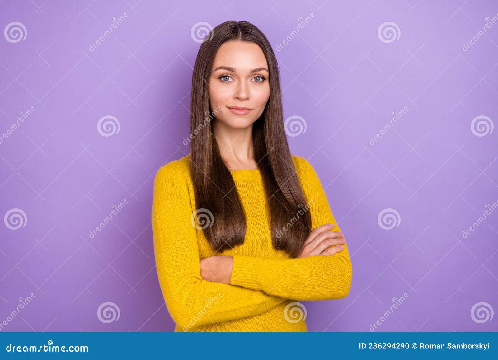 Foto De Una Joven Encantadora Mujer Con Las Manos Dobladas Empleadora