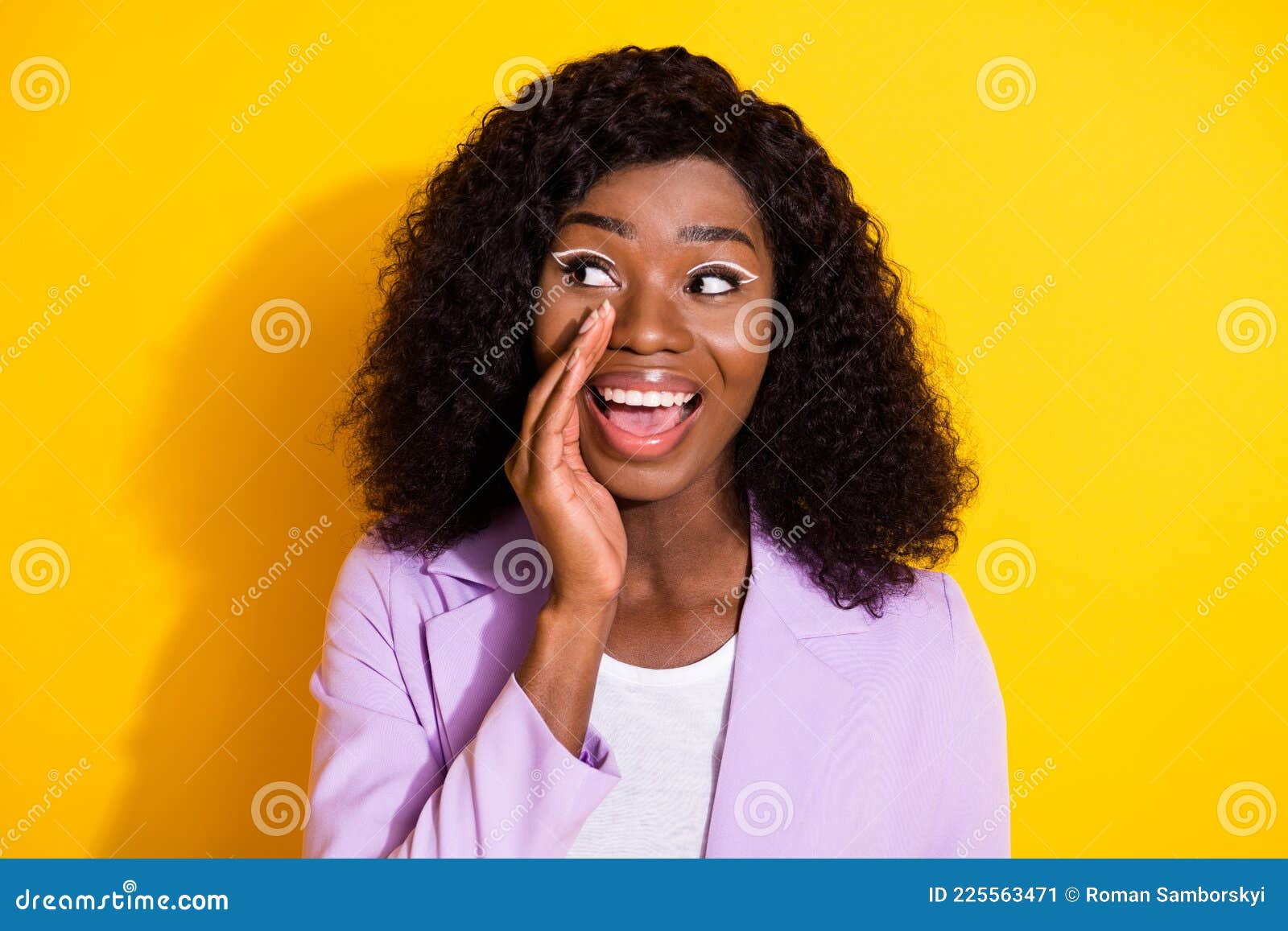 Foto De Una Joven Y Feliz Empresaria Afro Que Parece Espacio De Copias ... Foto De Una Joven Y Feliz Empresaria Afro Que Parece Espacio De Copias ...