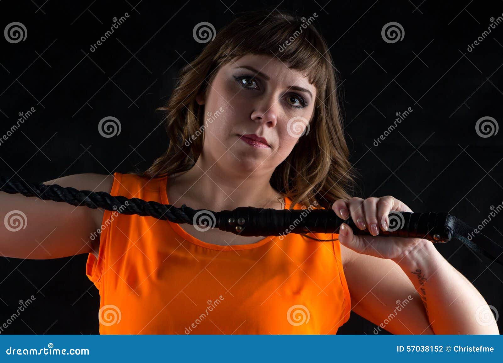 Foto Della Donna in Vestito Arancio Con La Frusta Fotografia Stock ...