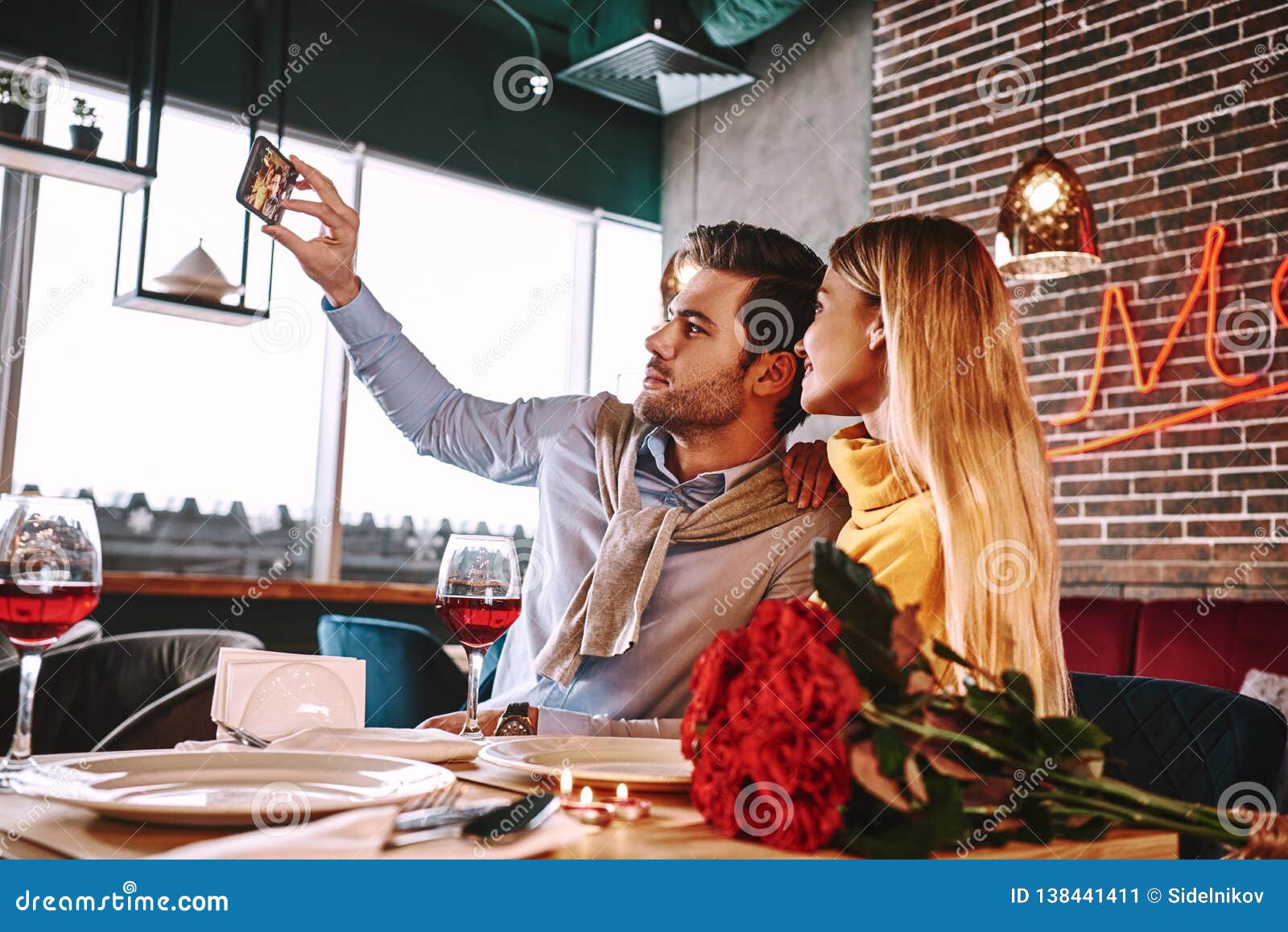 Foto Des Romantischen Abendessens Im Teuren Restaurant Junge Paare, Die ... Foto Des Romantischen Abendessens Im Teuren Restaurant Junge Paare, Die ...