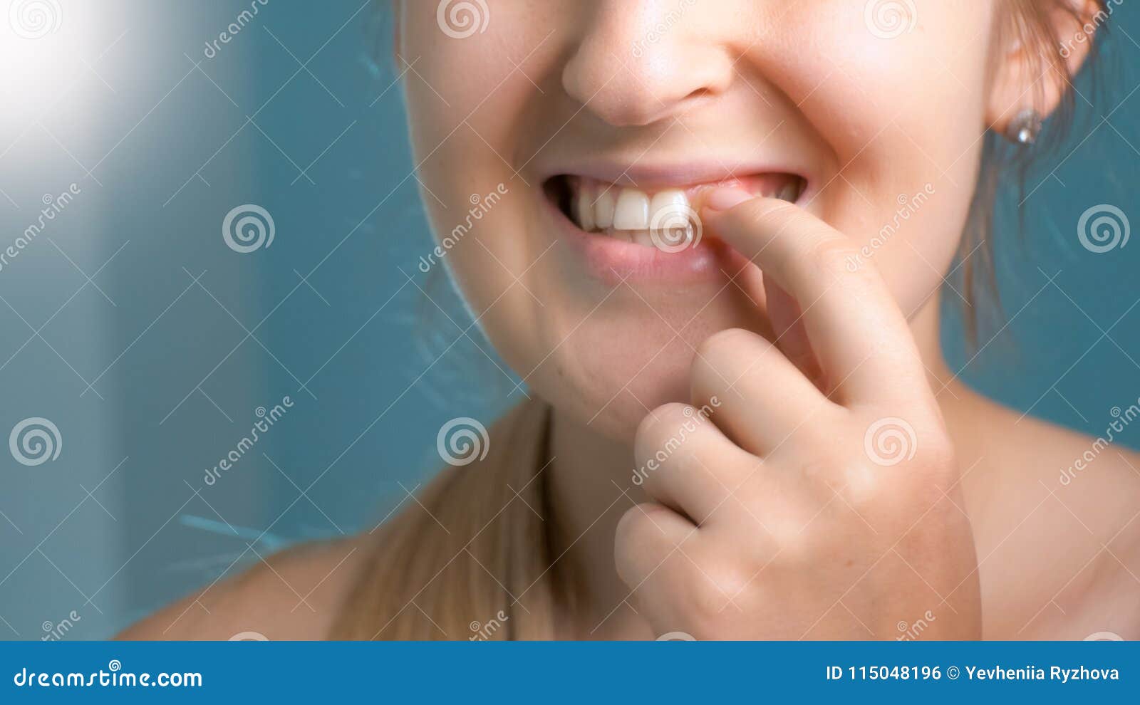 Foto Do Close Up Da Jovem Mulher Que Toca Em Seus Dentes Brancos