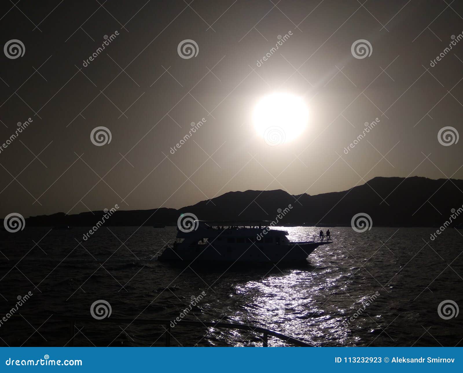 Foto Do Mar Vermelho Aberto Imagem de Stock - Imagem de nave, cidade ...