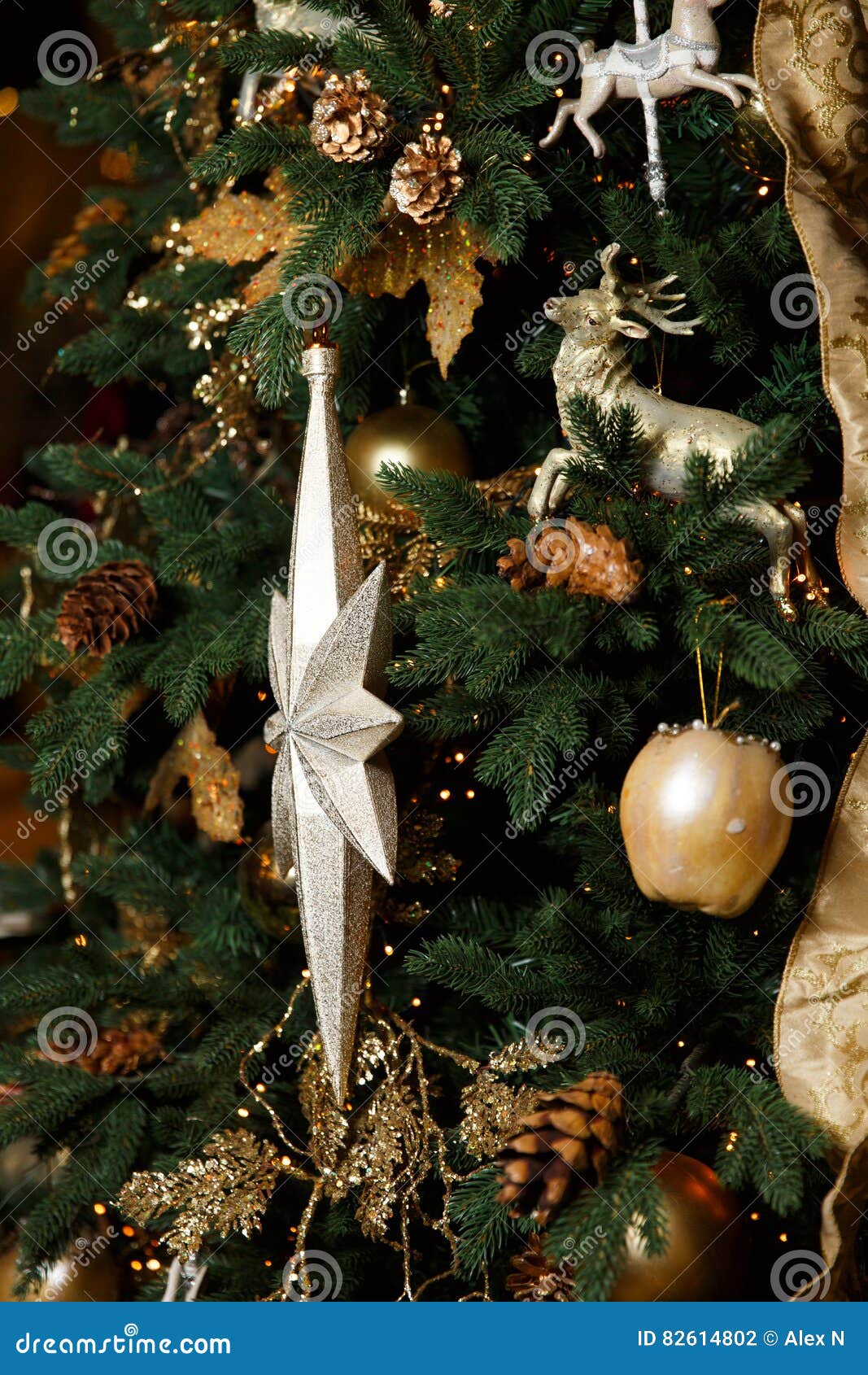 Foto Do Pinho Do Natal Decorada Foto de Stock - Imagem de quarto ...