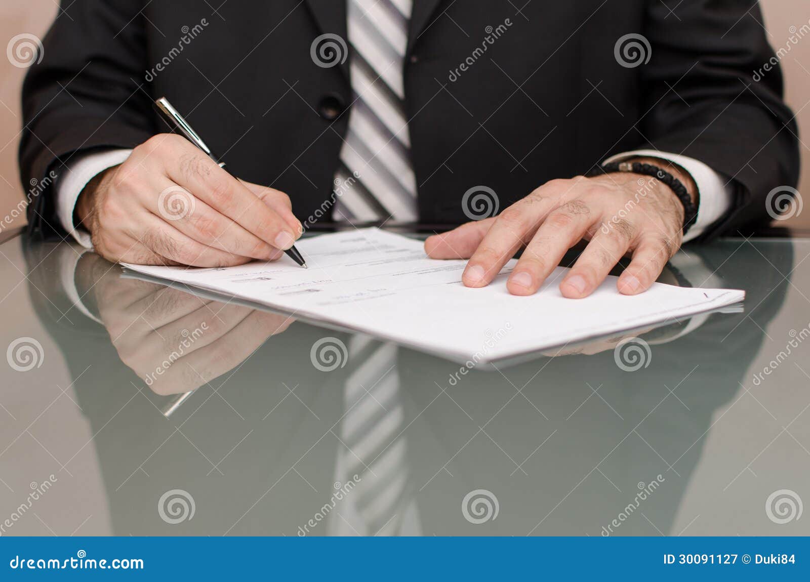 Unterzeichnende Dokumente stockbild. Bild von system - 30091127