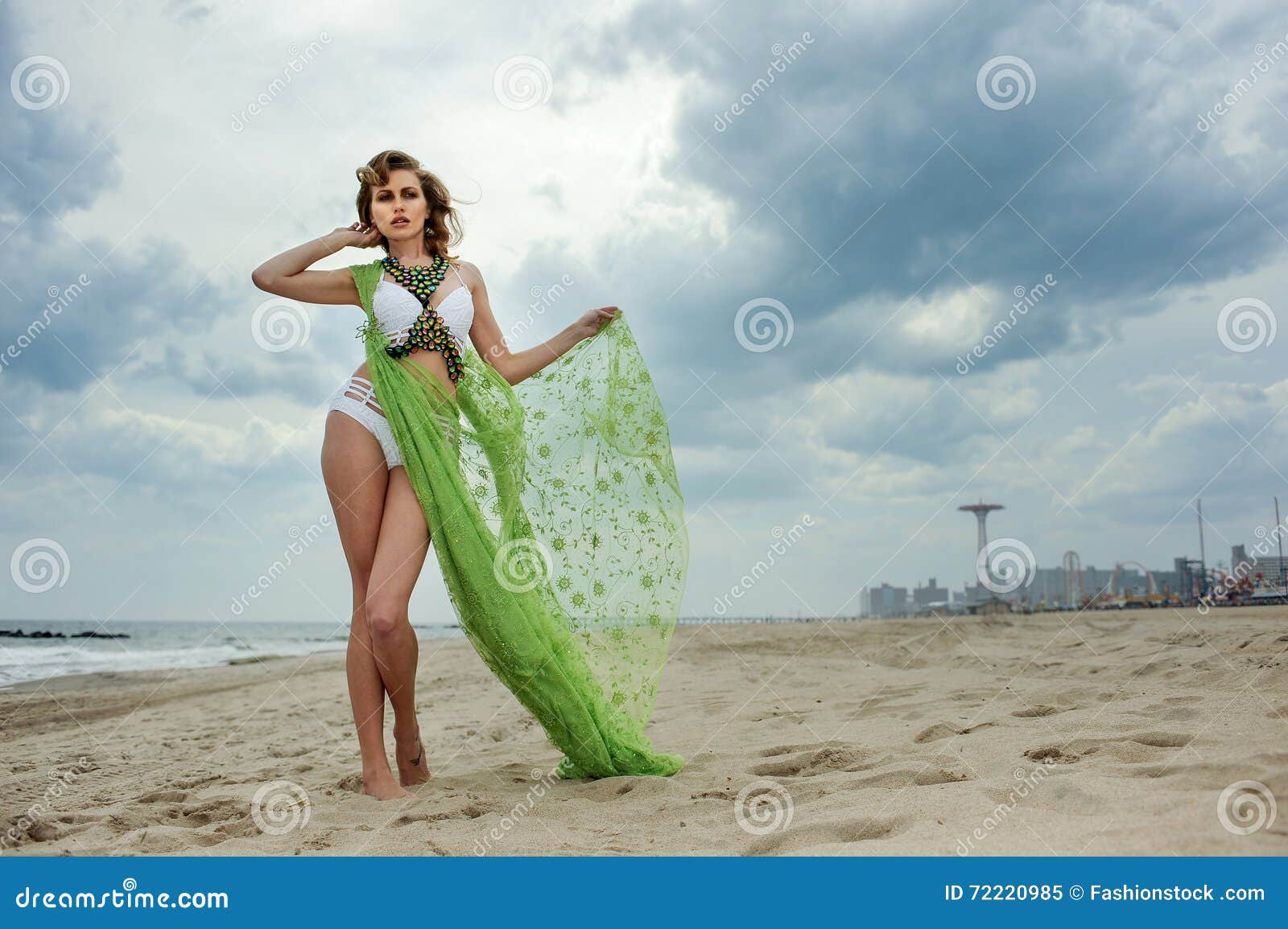 Foto Exterior Do Verão Da Forma Da Mulher Magro Bonita Com Corpo