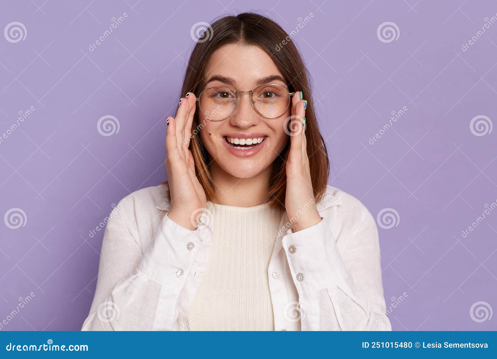 Foto Horizontal Da Excitada Mulher Surpreendida Usando Camisa Branca ... Foto Horizontal Da Excitada Mulher Surpreendida Usando Camisa Branca ...