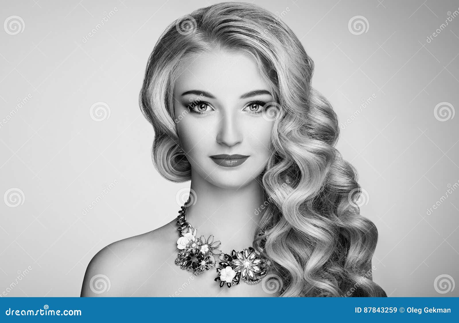 Foto Preto E Branco Da Mulher Bonita Com Penteado Elegante Imagem De