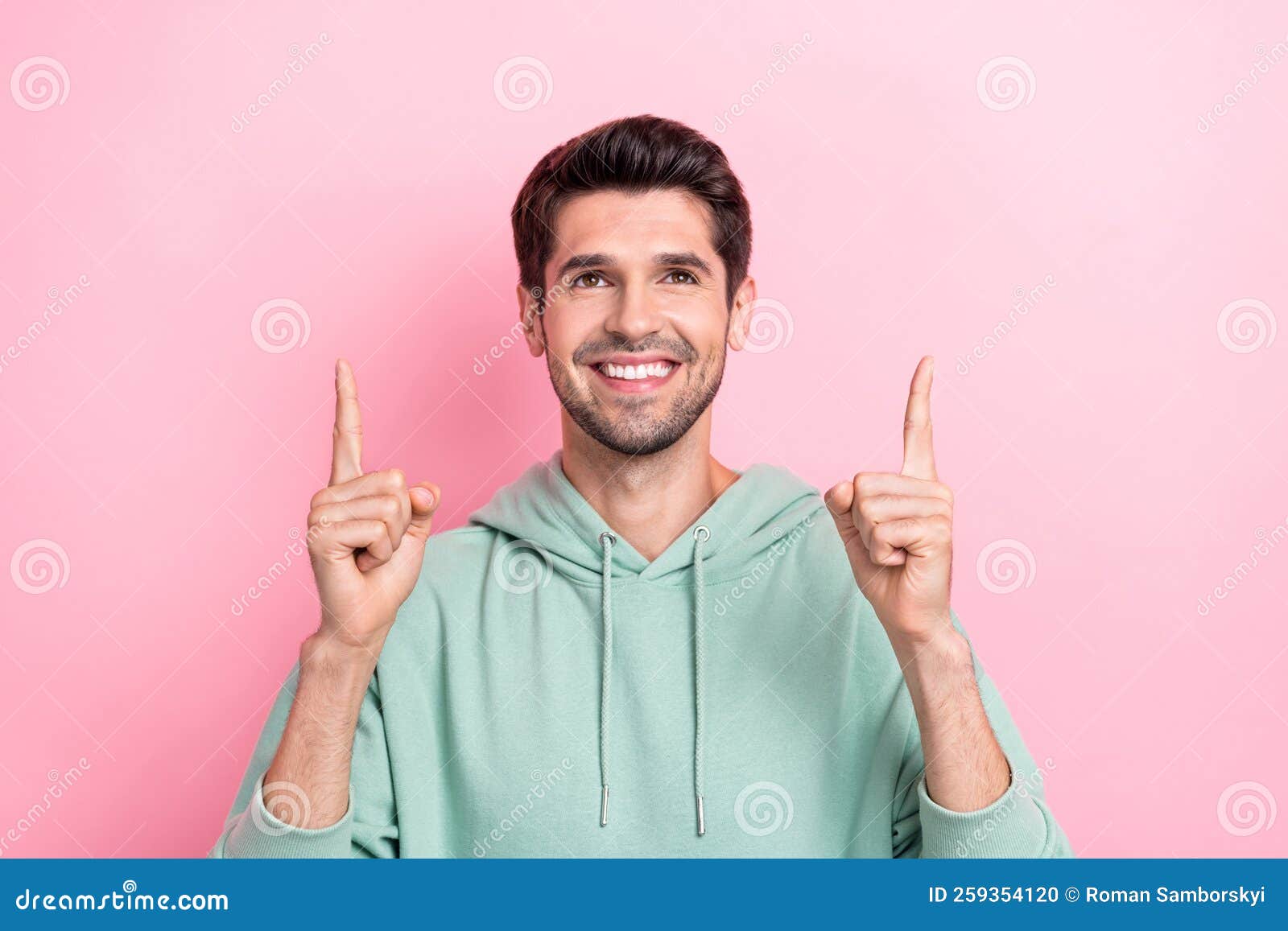 Foto Van De Positieve Aardige Persoon Die Glimlach Beamt Kijkt Directe ... Foto Van De Positieve Aardige Persoon Die Glimlach Beamt Kijkt Directe ...